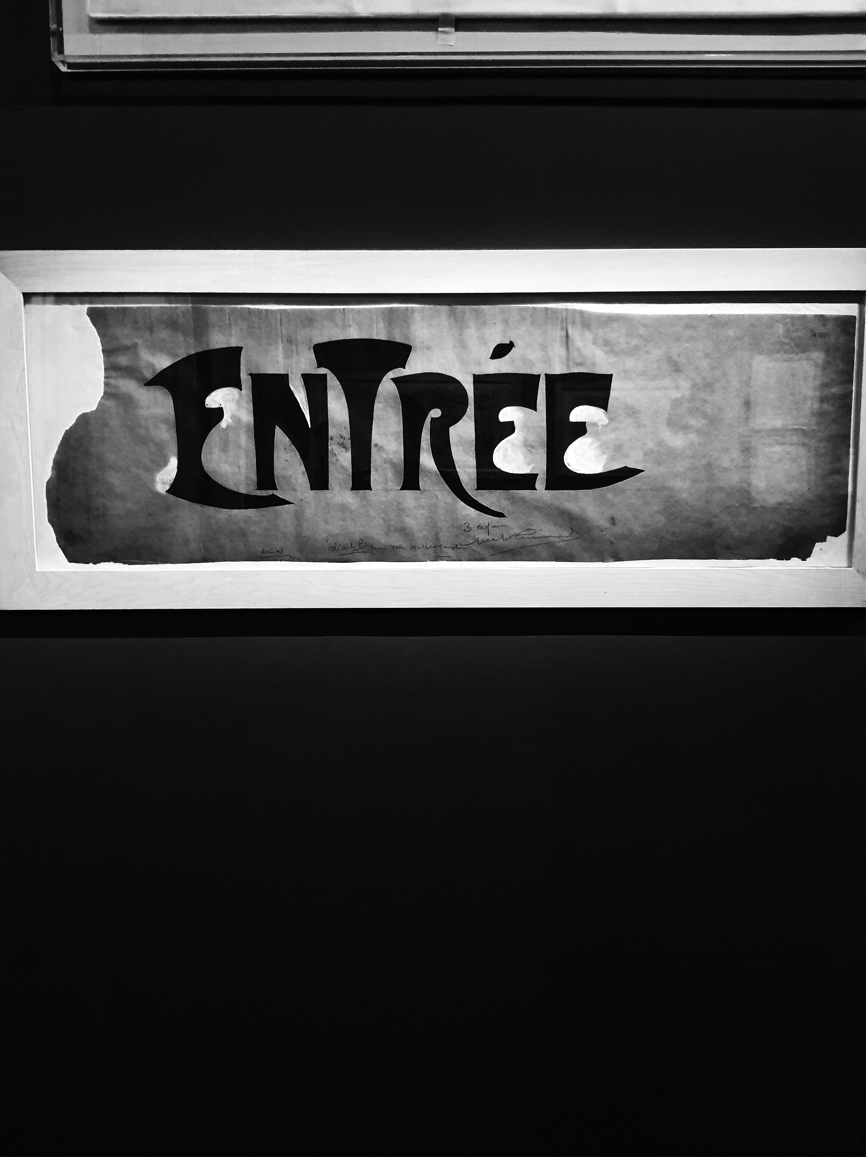 A black and white photo of a sign that says entree photo – Free Light ...