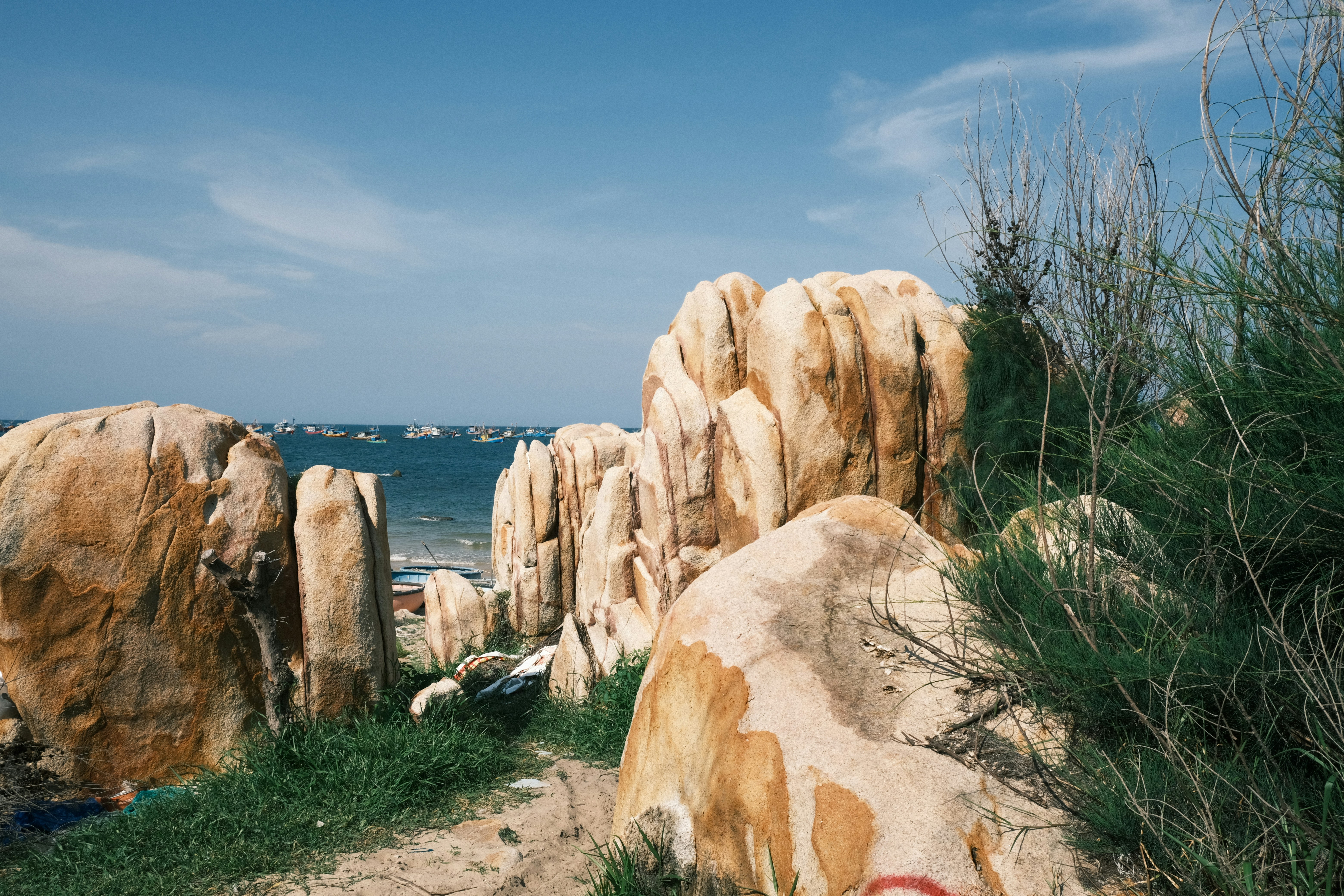 There is a rock formation on the beach photo – Free Beach Image on Unsplash