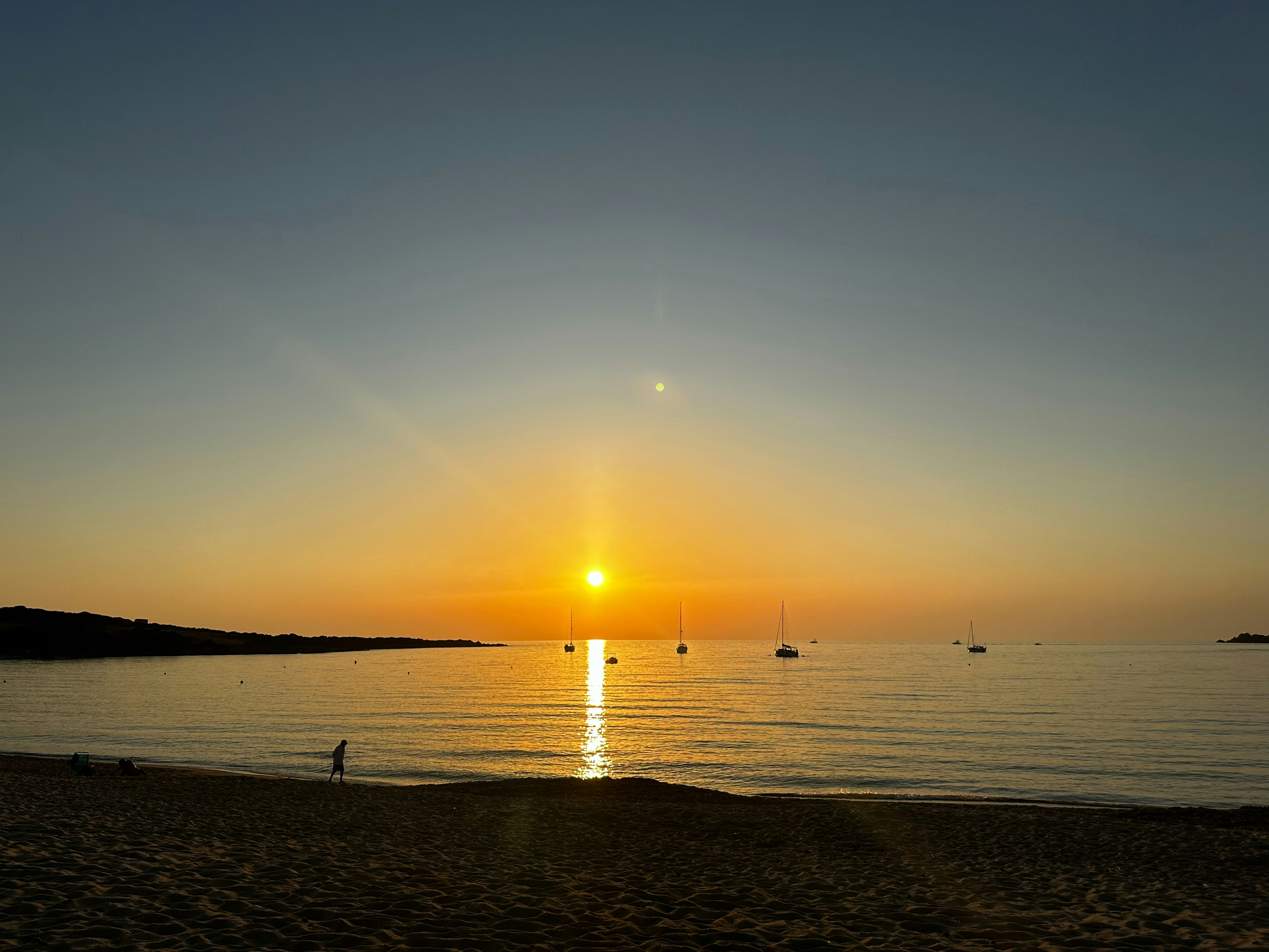 The sun is setting over the water at the beach photo – Free Isola rossa ...