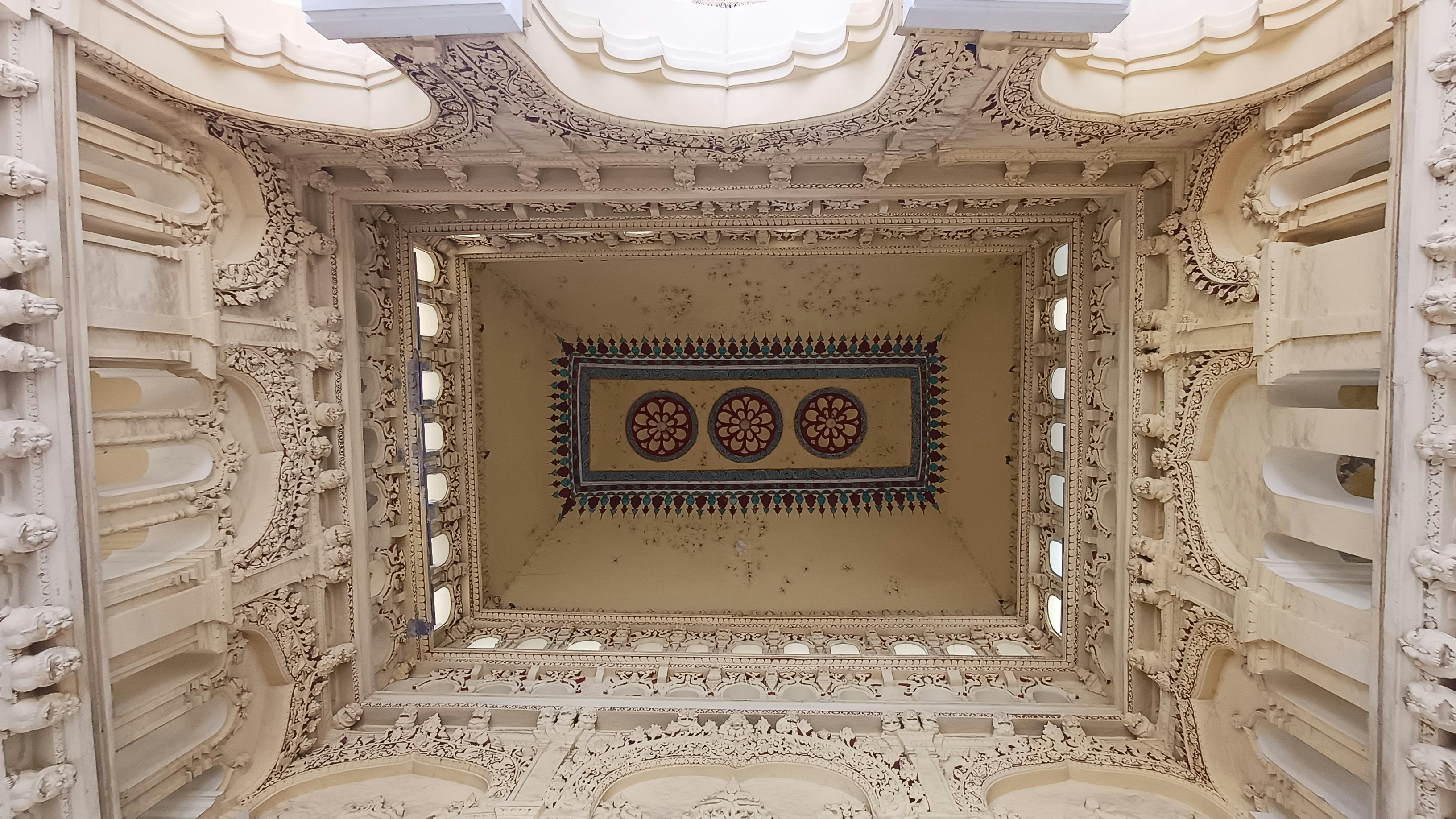 A view of a ceiling in a building photo – Free Thirumalai kumaraswamy ...