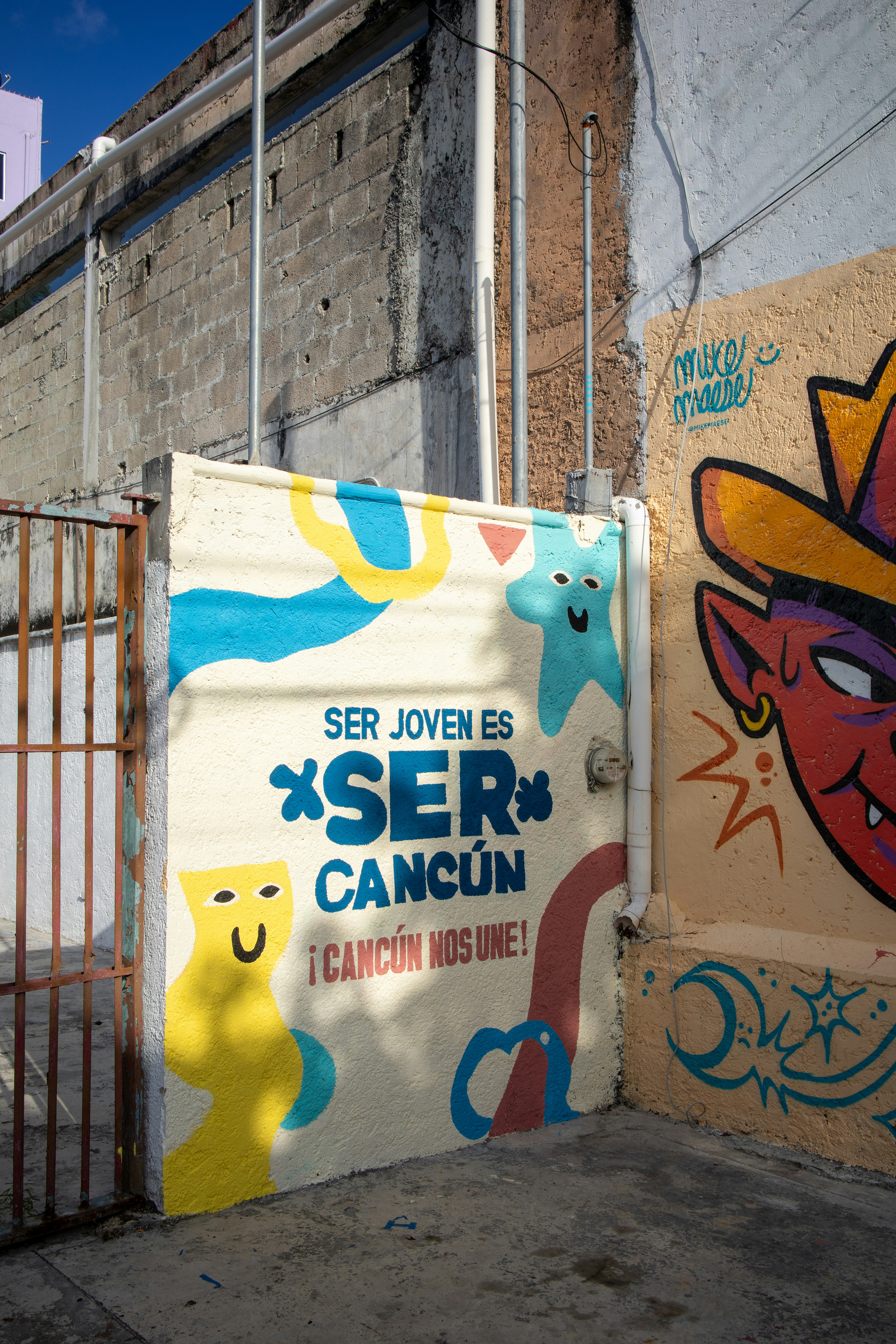 SER JOVEN ES SER CANCÚN: A Sunlit Alley Mural of Color and Community