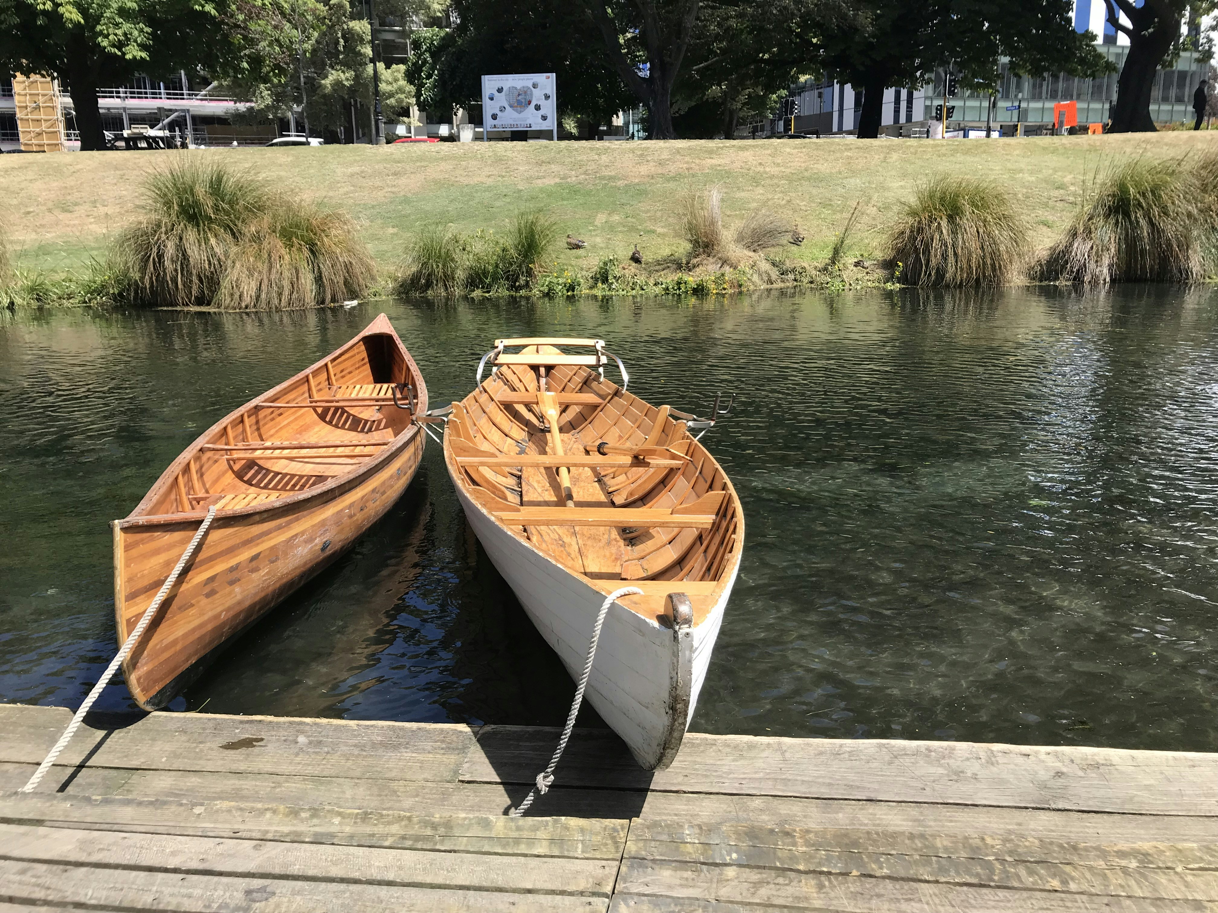 Un par de botes que están sentados en el agua foto – Imagen de Poner ...