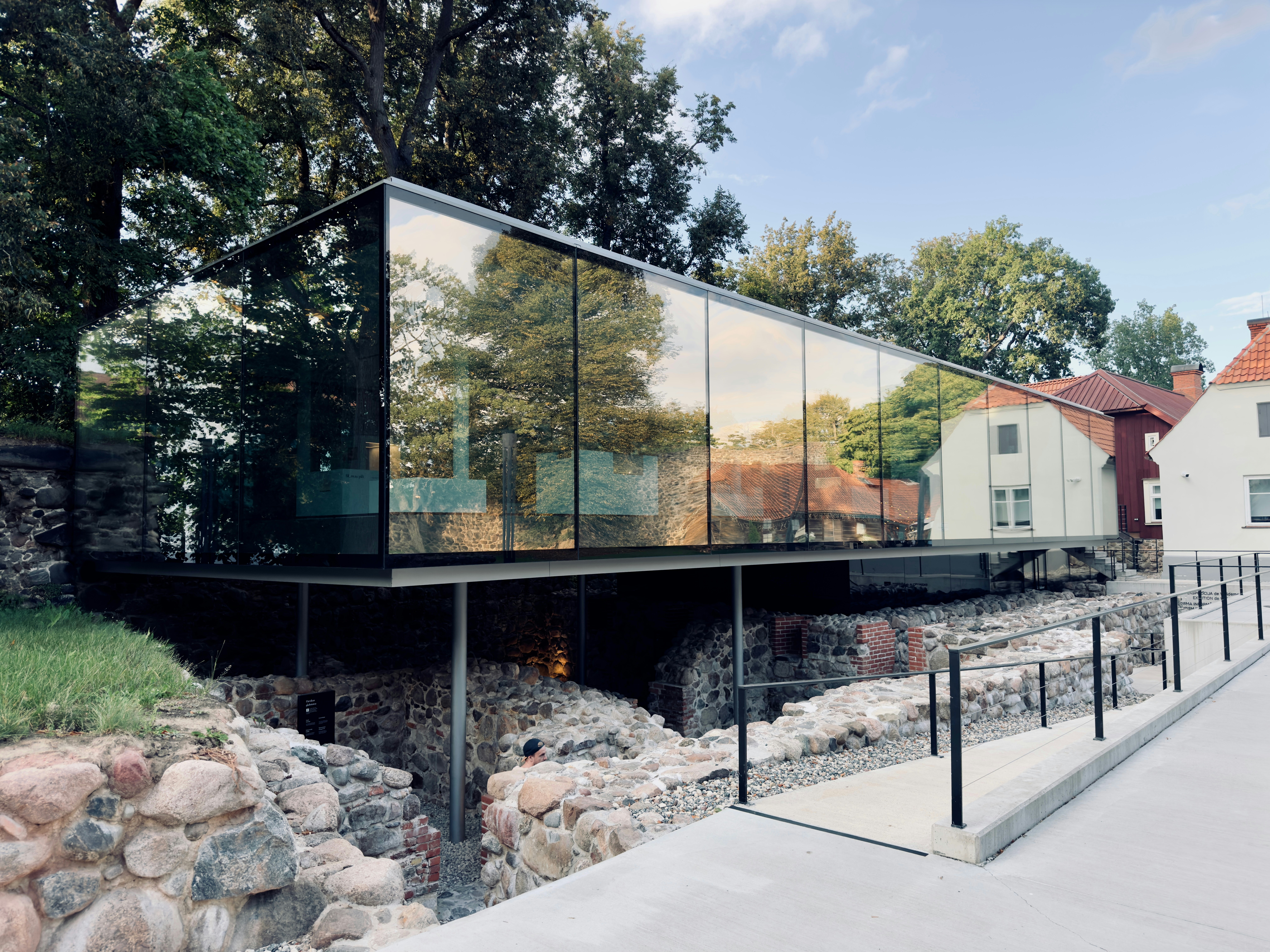 유리 케이스에 비친 건물의 모습 사진 – Unsplash의 무료 건물 이미지