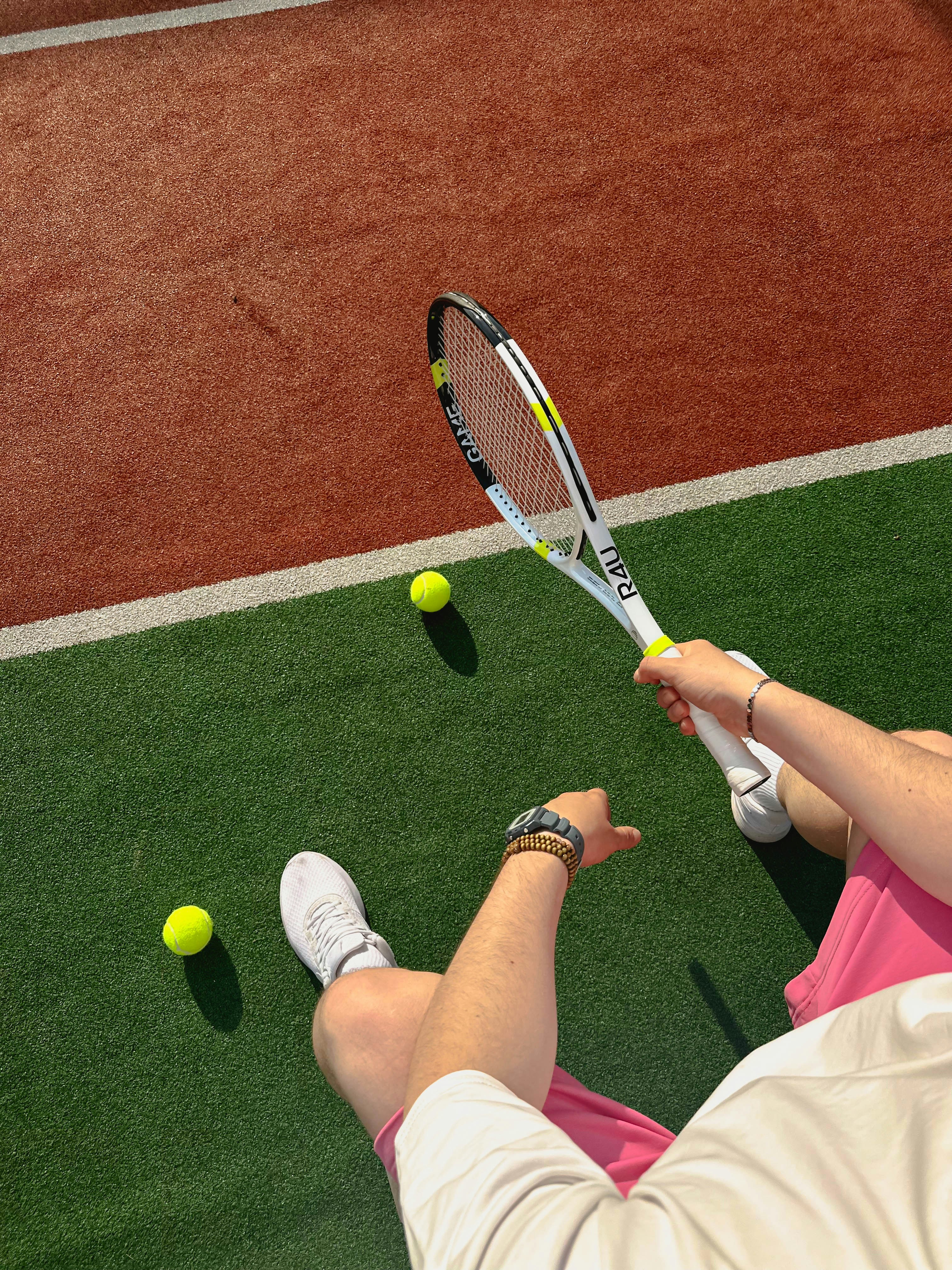 Una persona está jugando al tenis en una cancha foto – Imagen de Pista ...