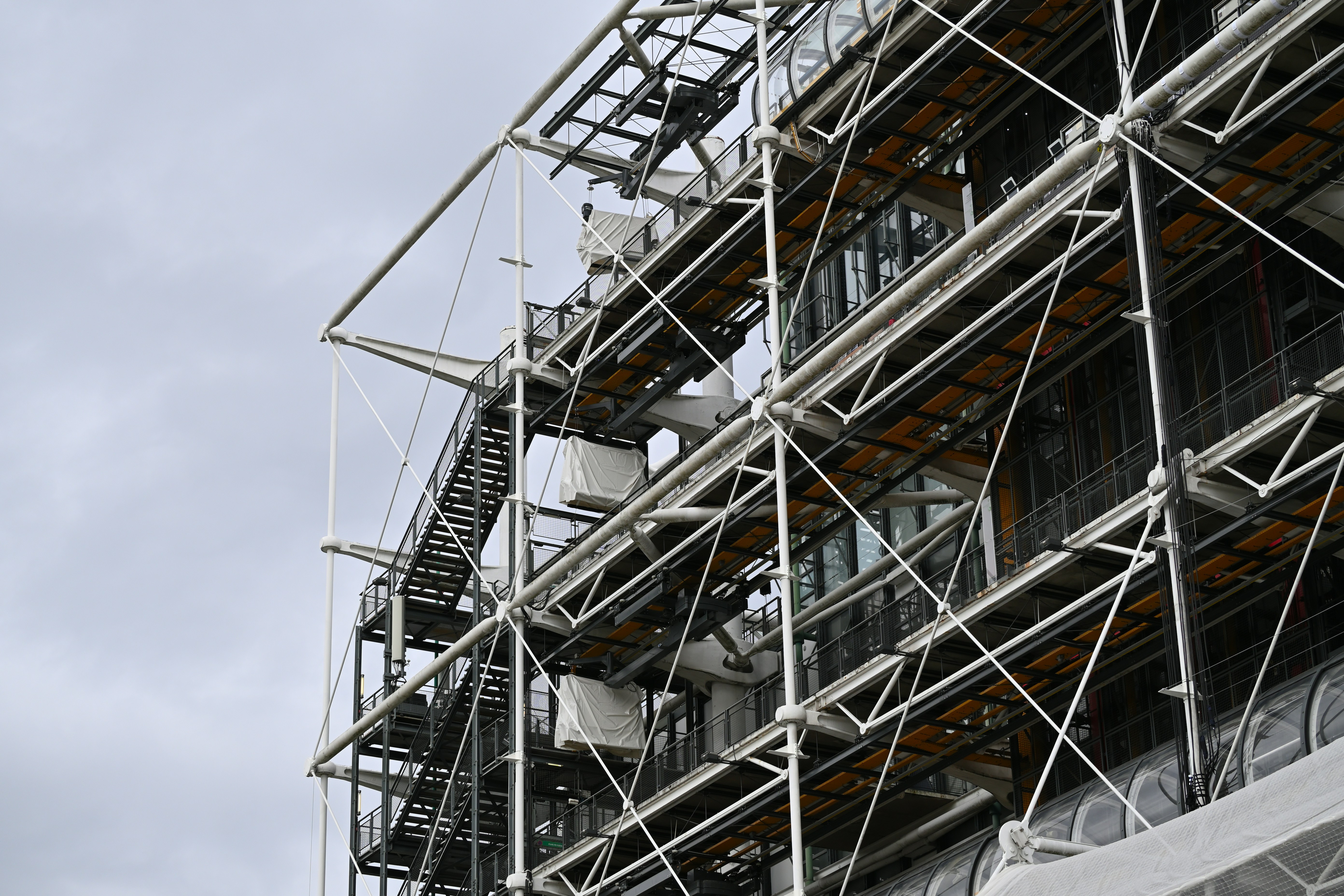 A very tall building with lots of scaffolding on it photo – Free ...