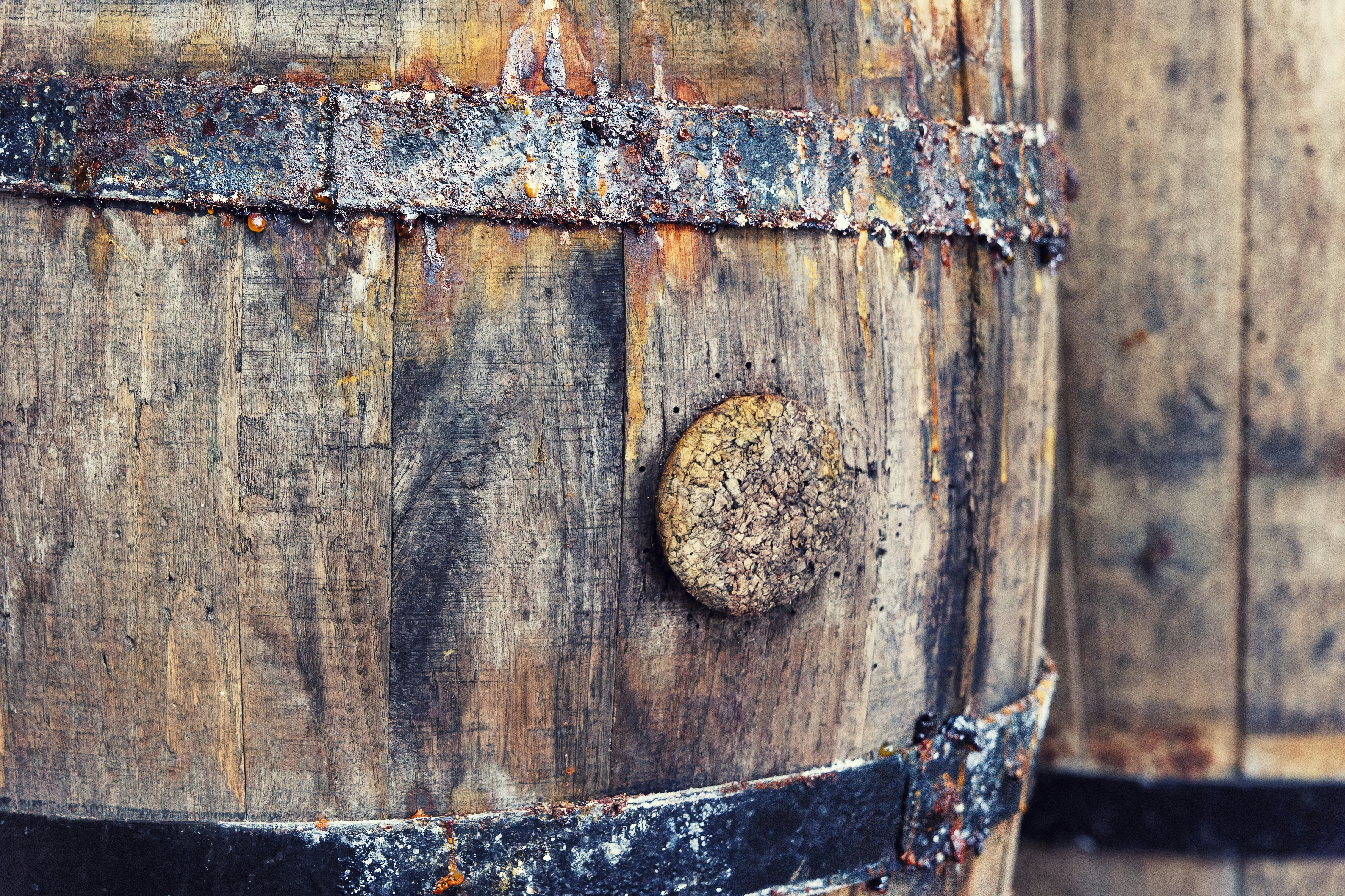 A close up of a wooden barrel with rust on it photo – Free Museo naval ...
