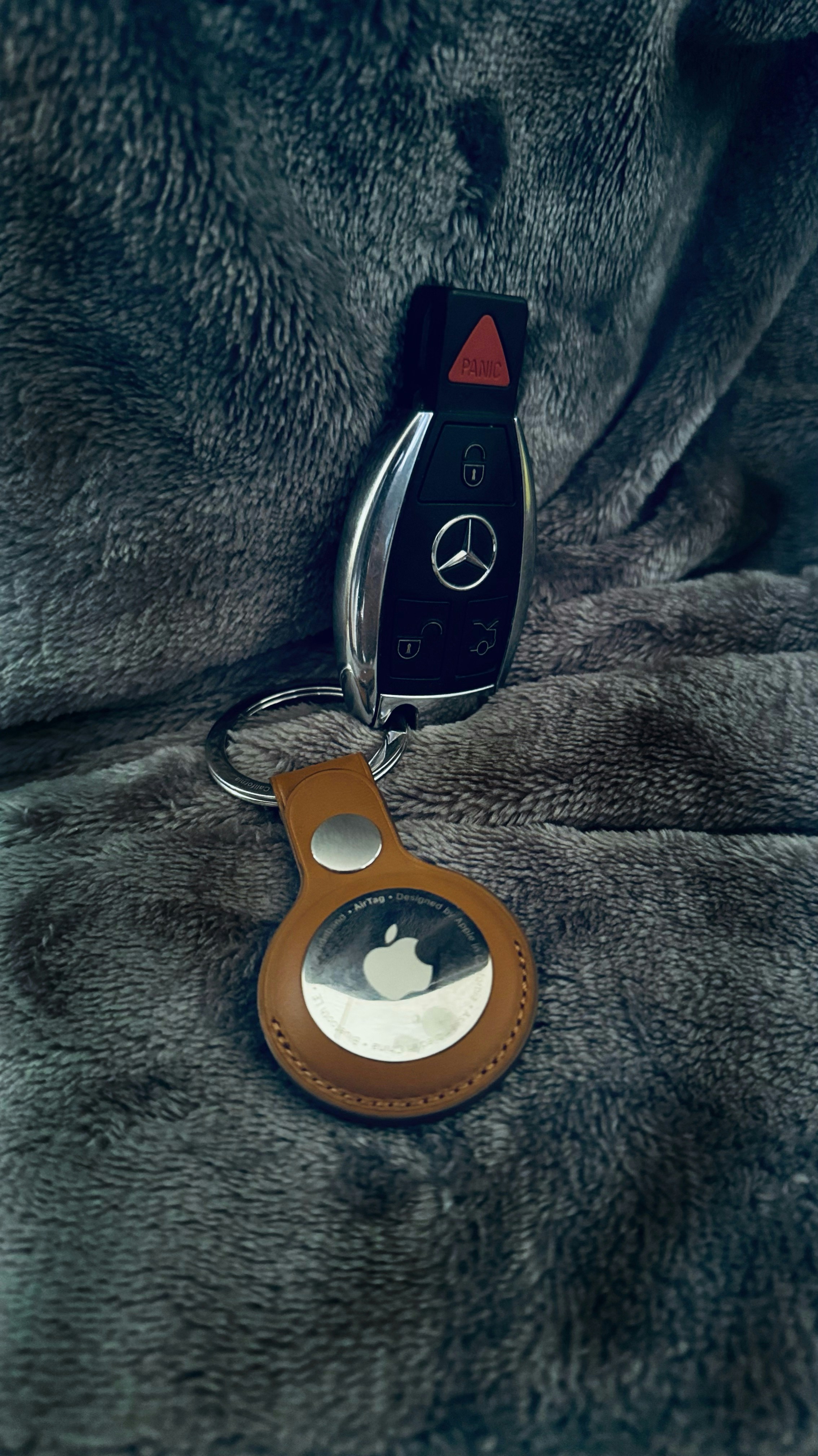 A car keychain with a mercedes logo on it photo – Free Cosmetics Image ...