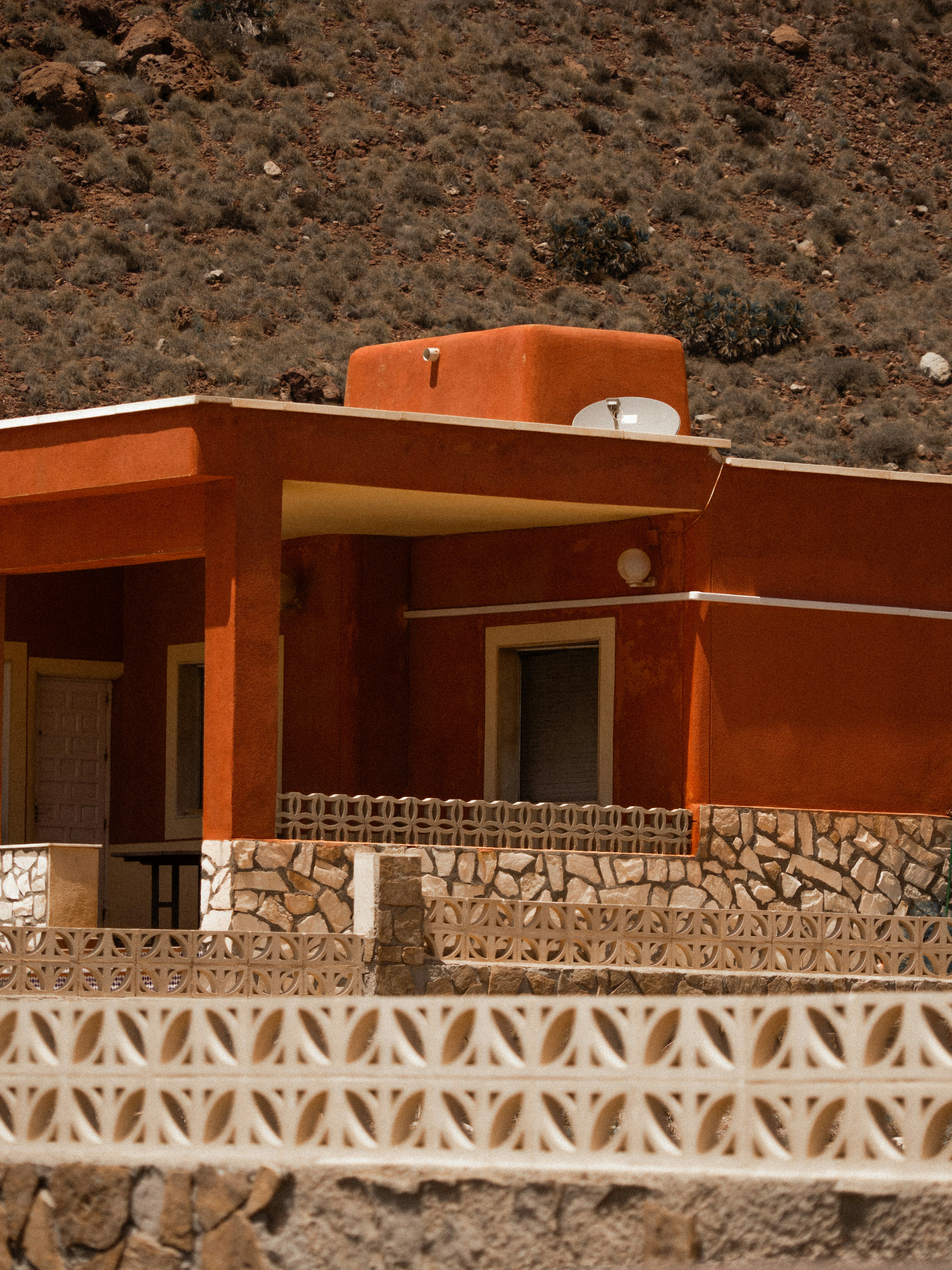 Terracotta Villa Framed by Desert Light and Lattice Screens