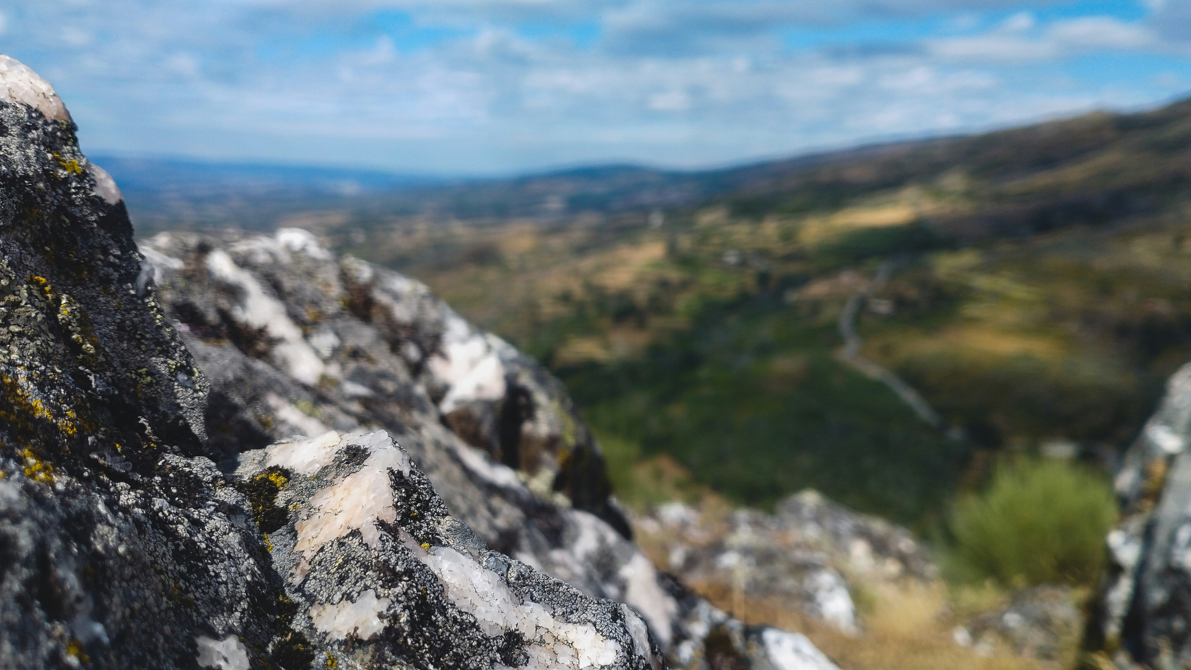 A blurry photo of a rocky outcropping photo – Free Rock Image on Unsplash