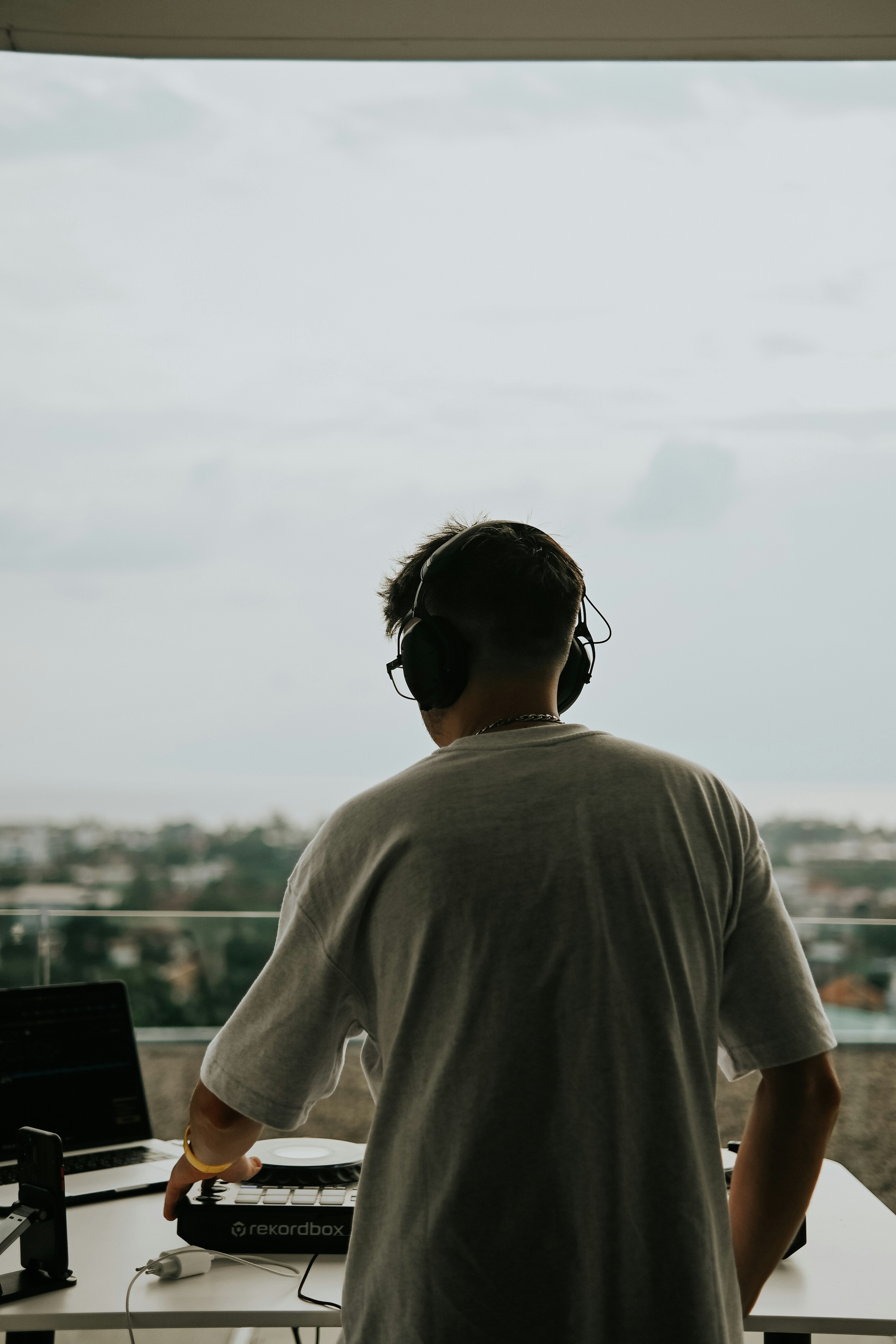 A man standing in front of a laptop computer photo – Free Man Image on ...