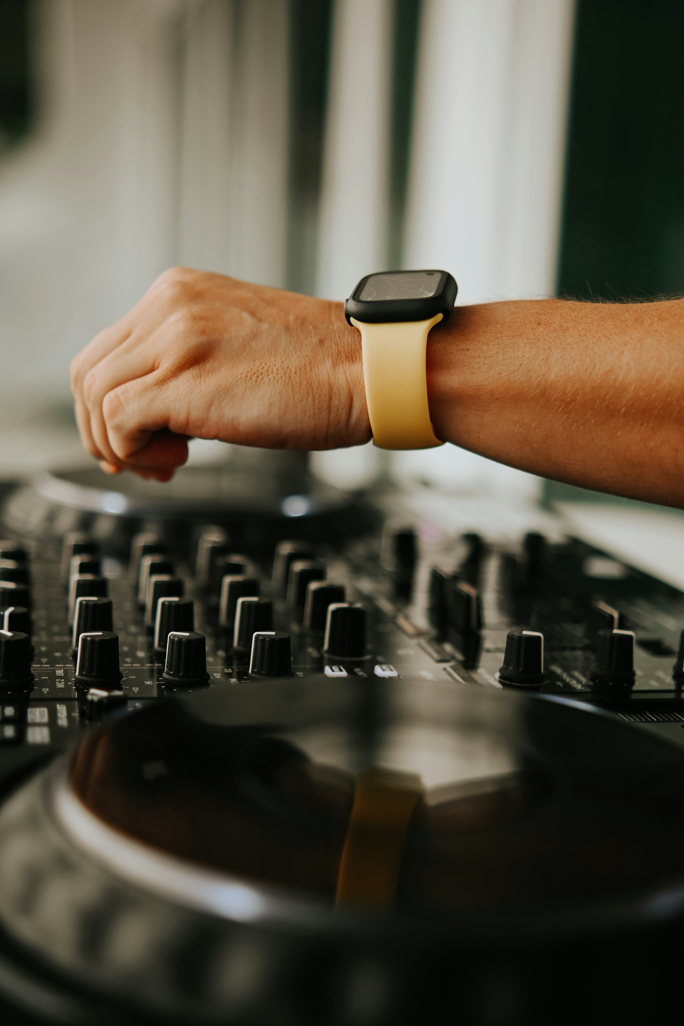 Un dj che mixa un brano con le sue mani foto – Immagine gratis di ...