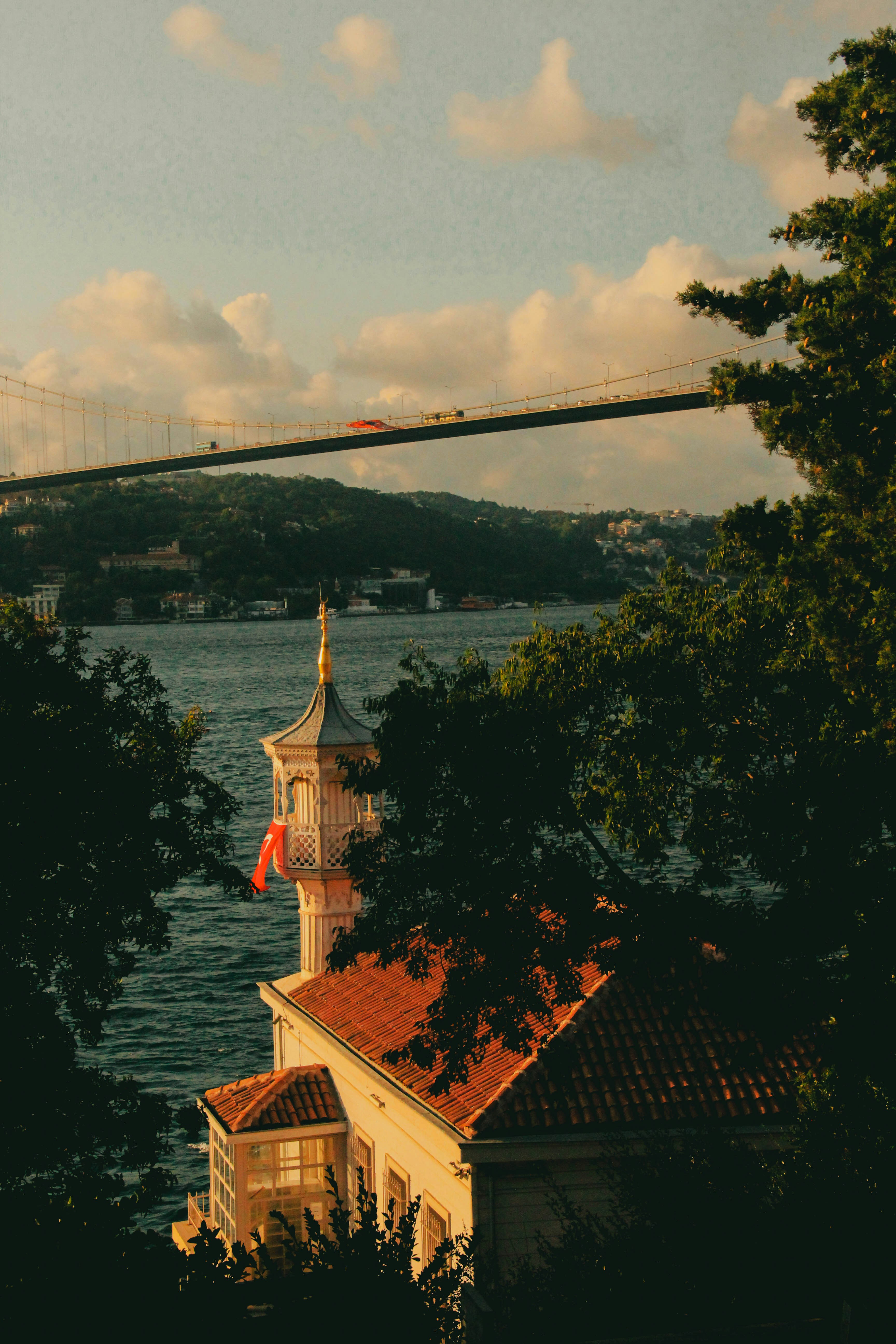 Sunlit Teardrop Crest: A Bridgeframe Above a Riverside Terrace
