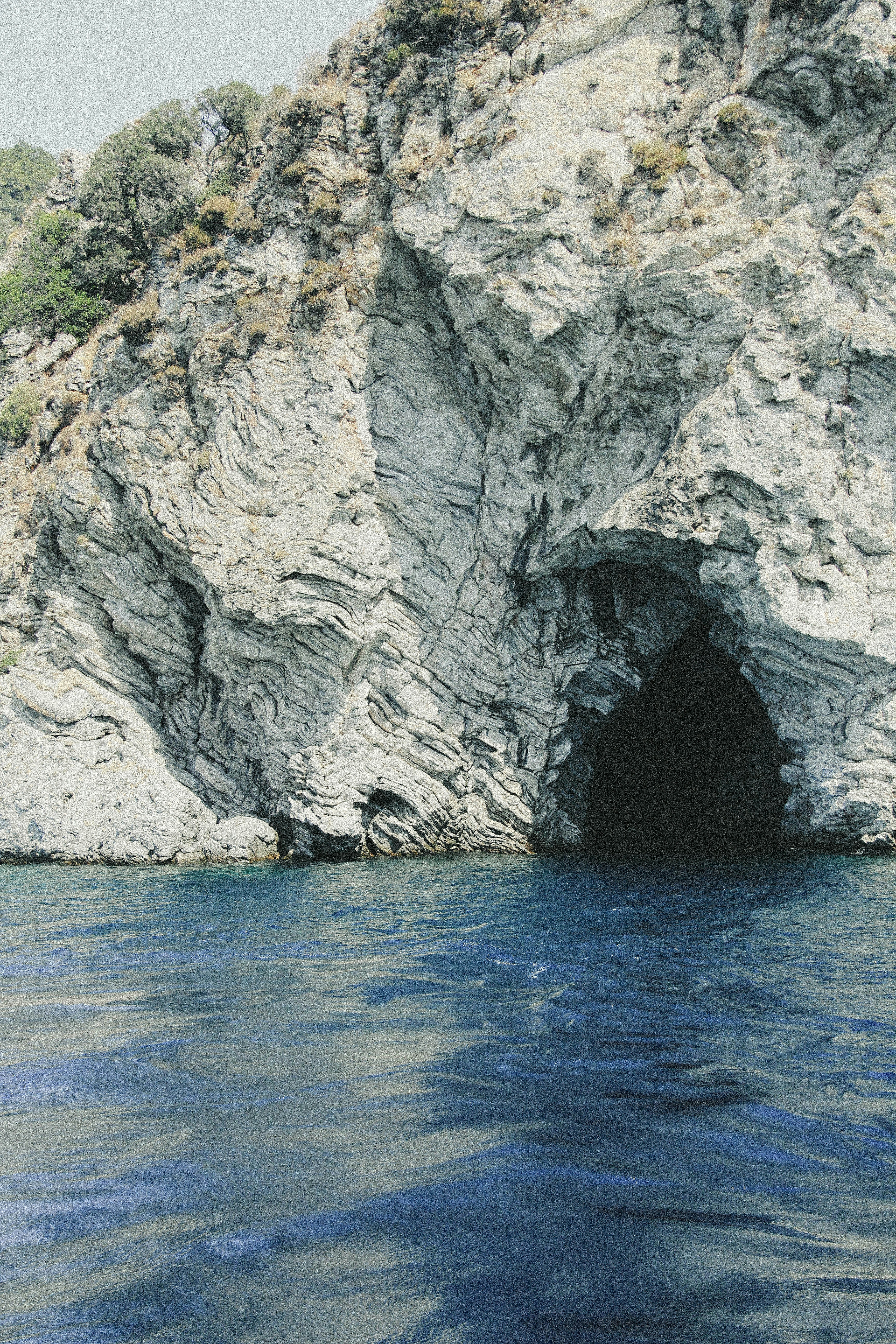 Un gros affleurement rocheux au milieu d’un plan d’eau photo – Image ...