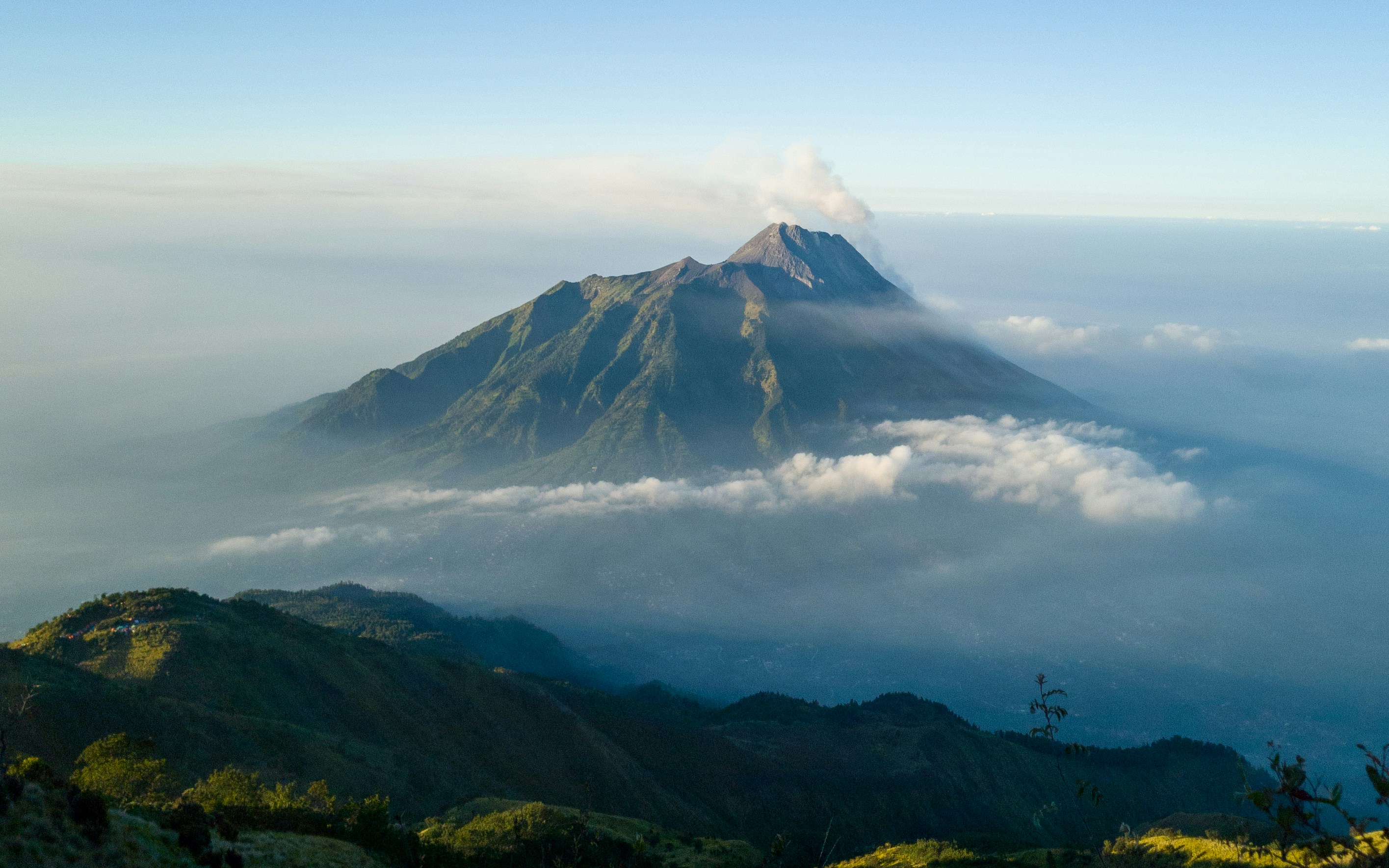 Foto Pemandangan puncak gunung di awan – Gambar Langit berawan Gratis ...