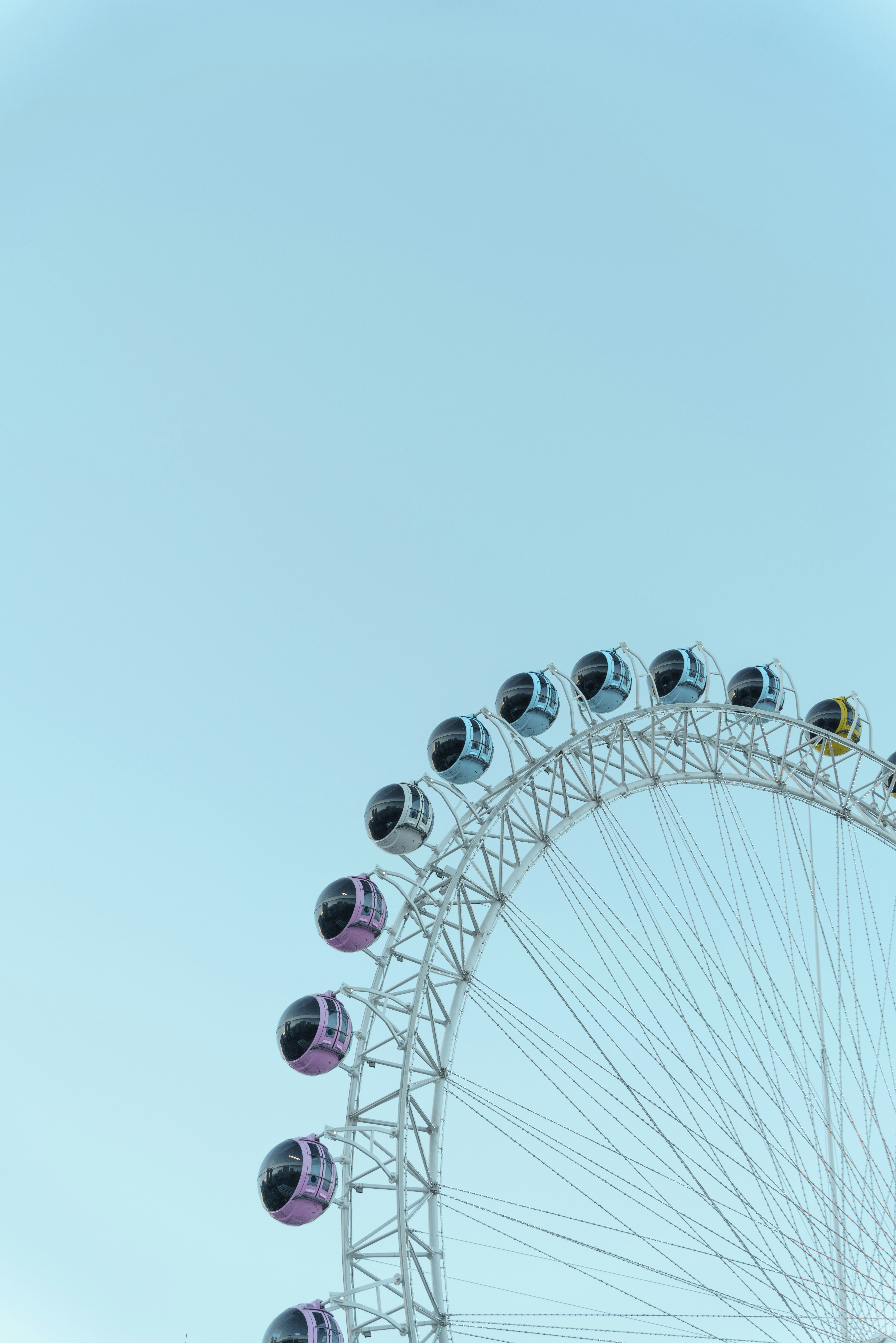 Une grande roue avec un ciel bleu en arrière-plan photo – Image ...