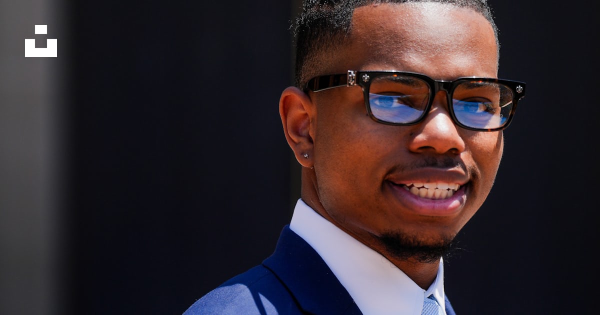 Un Hombre Con Traje Azul Y Gafas Foto Imagen De Retrato Gratuita En