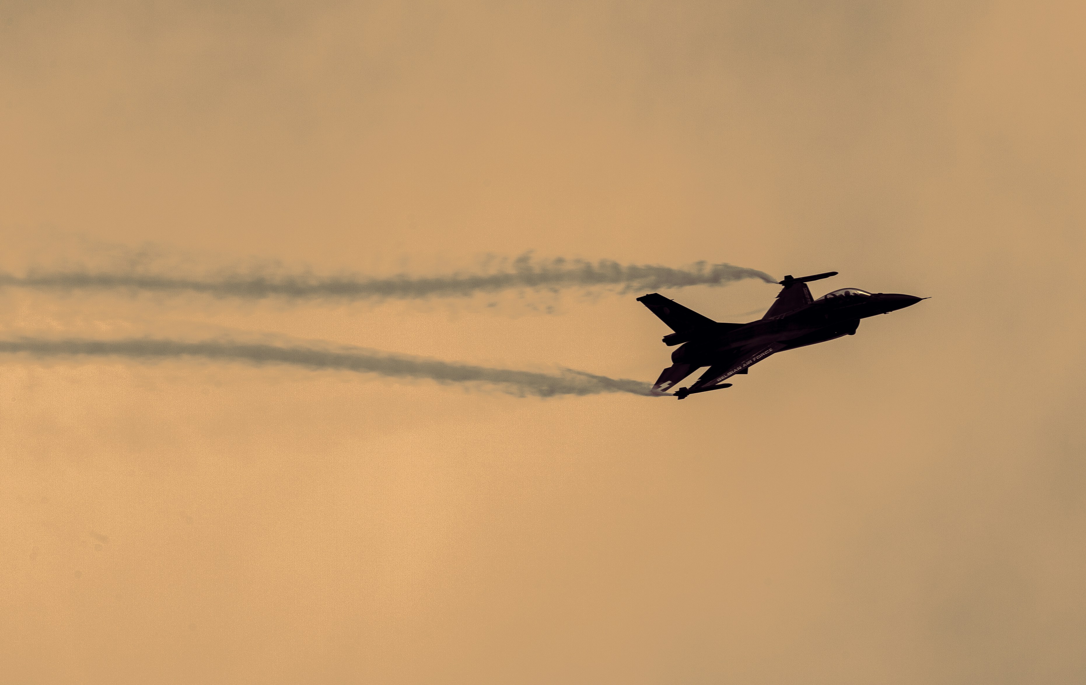 A fighter jet flying through a cloudy sky photo – Free Canon 5d mark ii ...