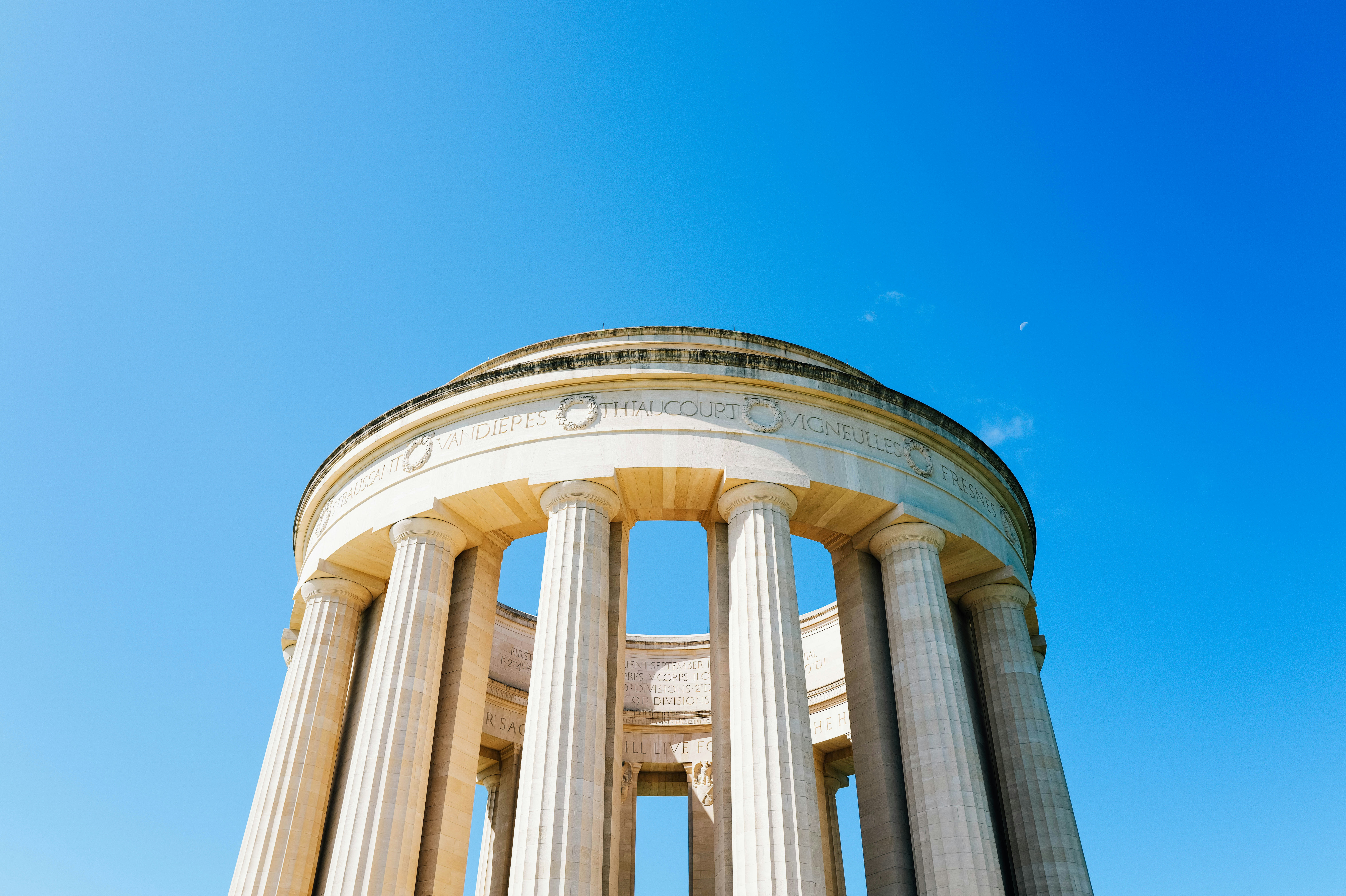 A tall white building with columns and a sky background photo – Free ...