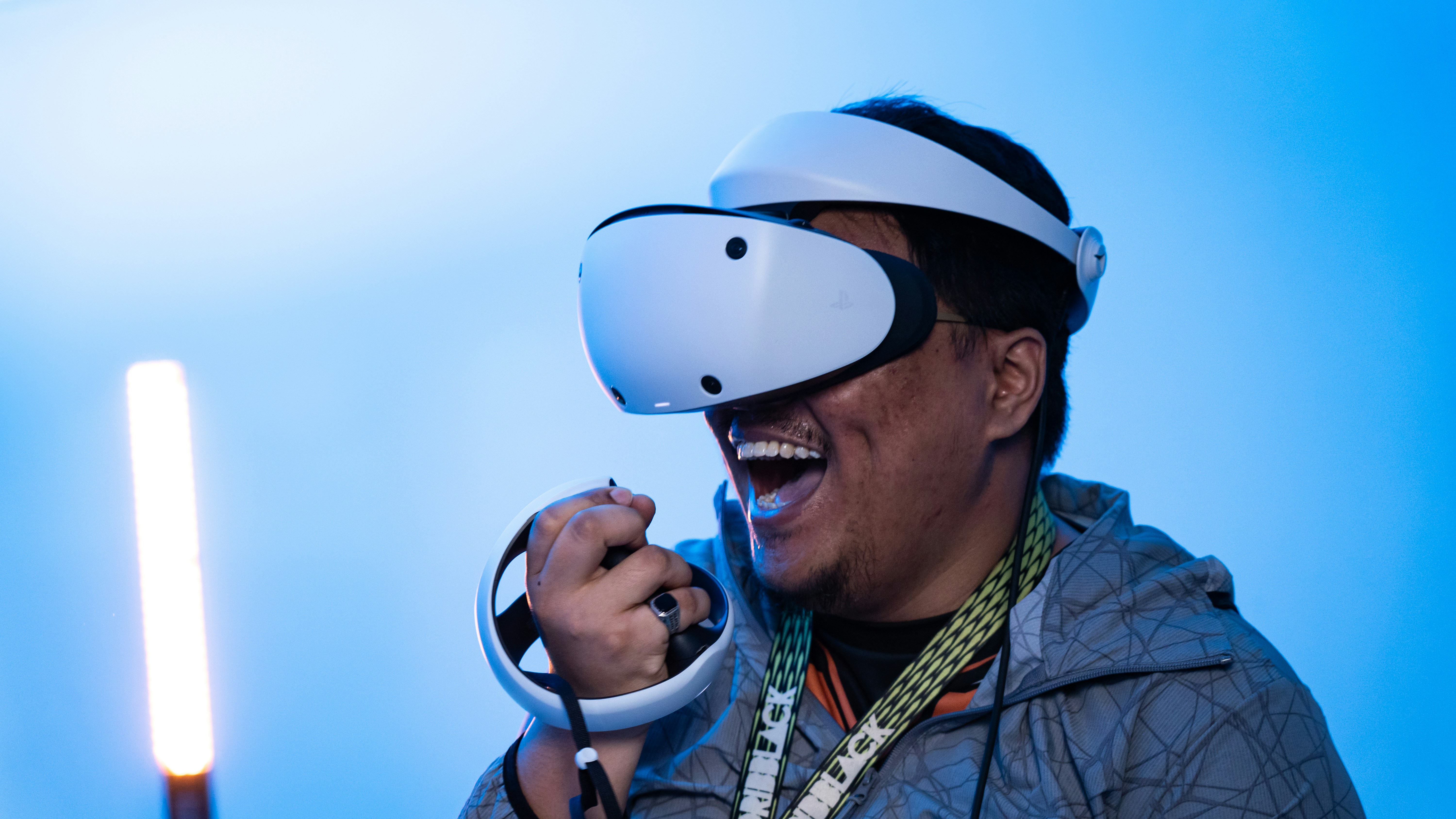 A man wearing a helmet and holding a video game controller photo – Free ...