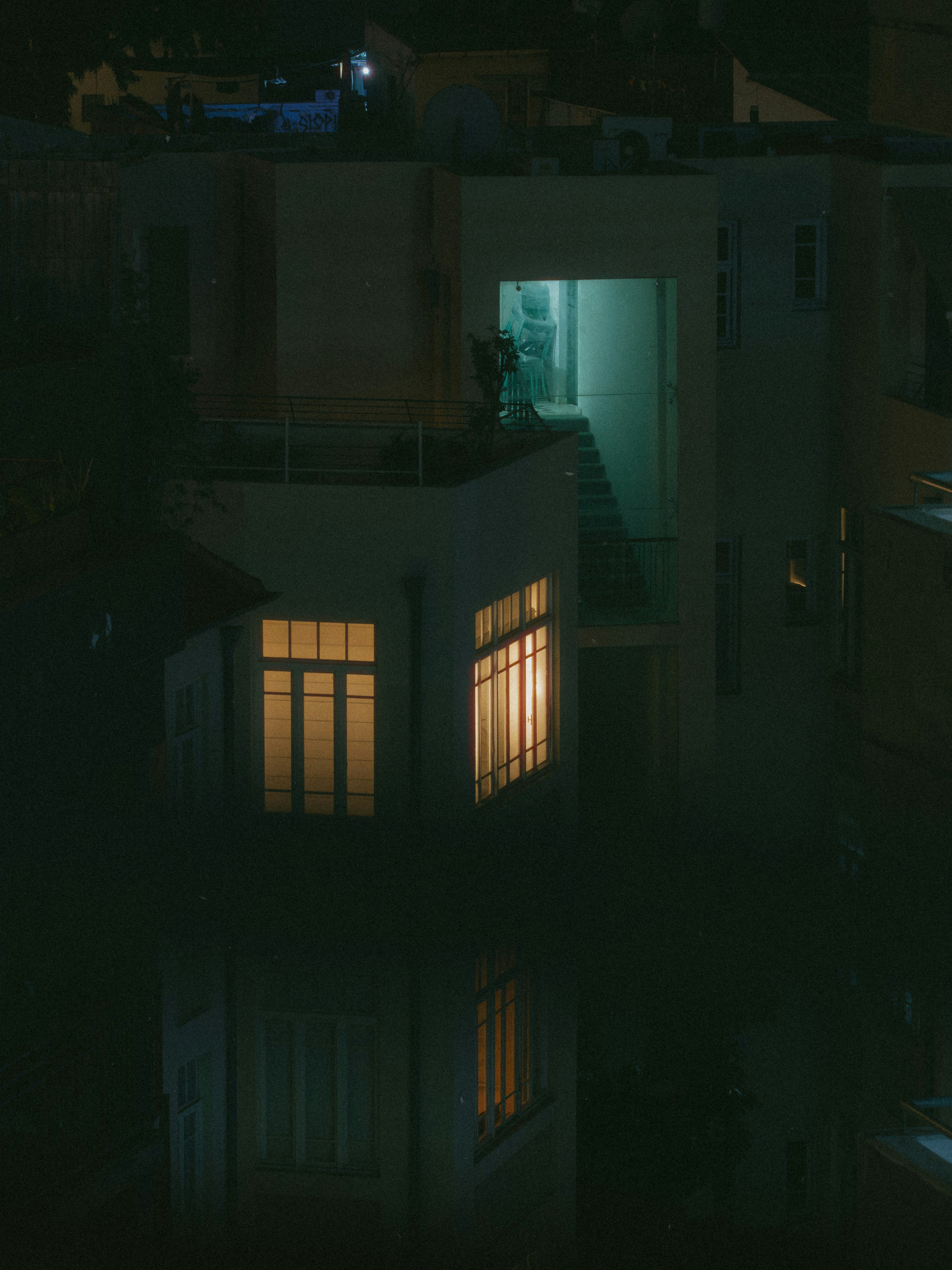 Un edificio con muchas ventanas iluminadas por la noche foto – Imagen de Película gratuita en ...