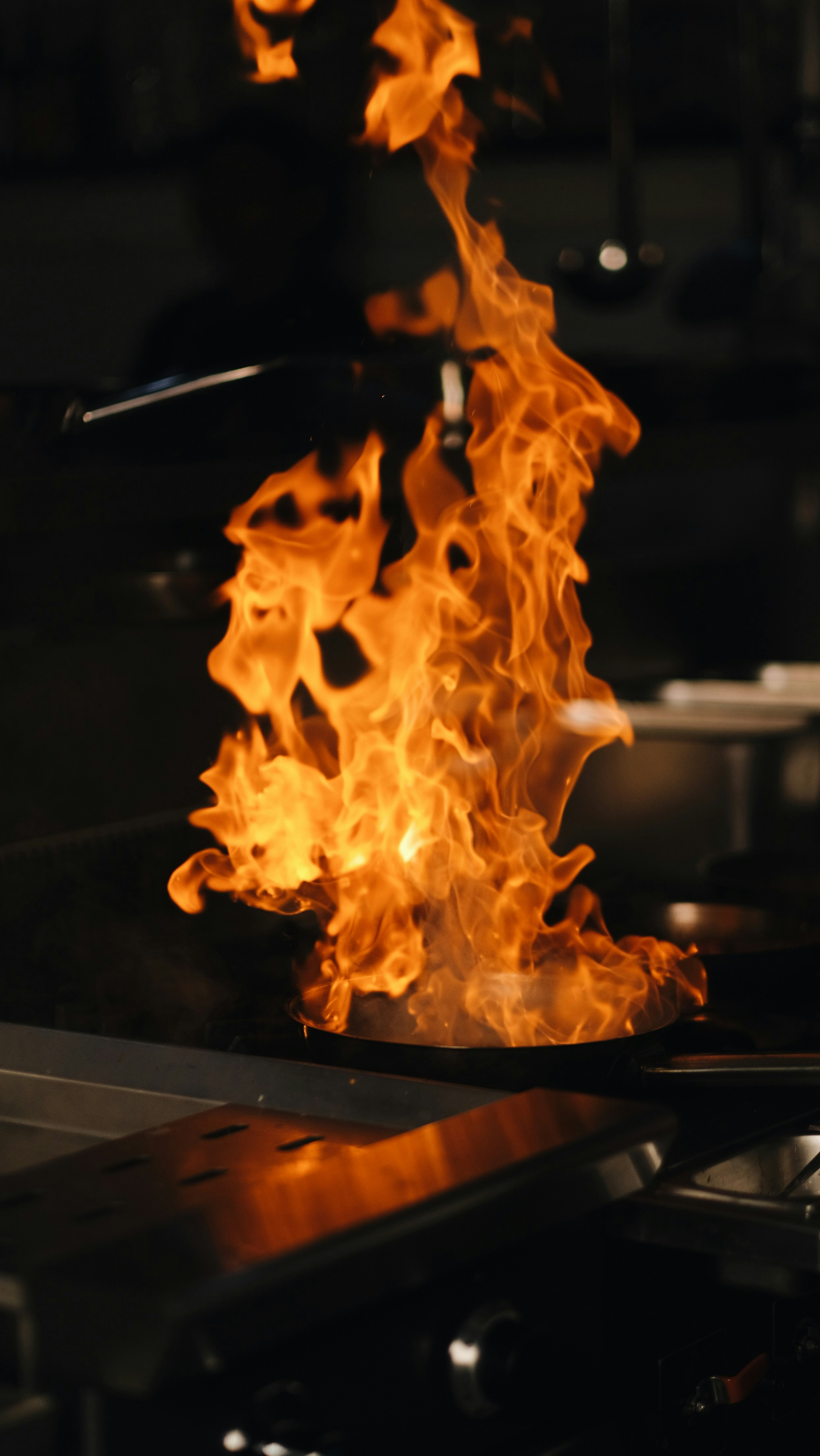 Un chef cocina en una estufa con llamas foto – Imagen de Cocina ...