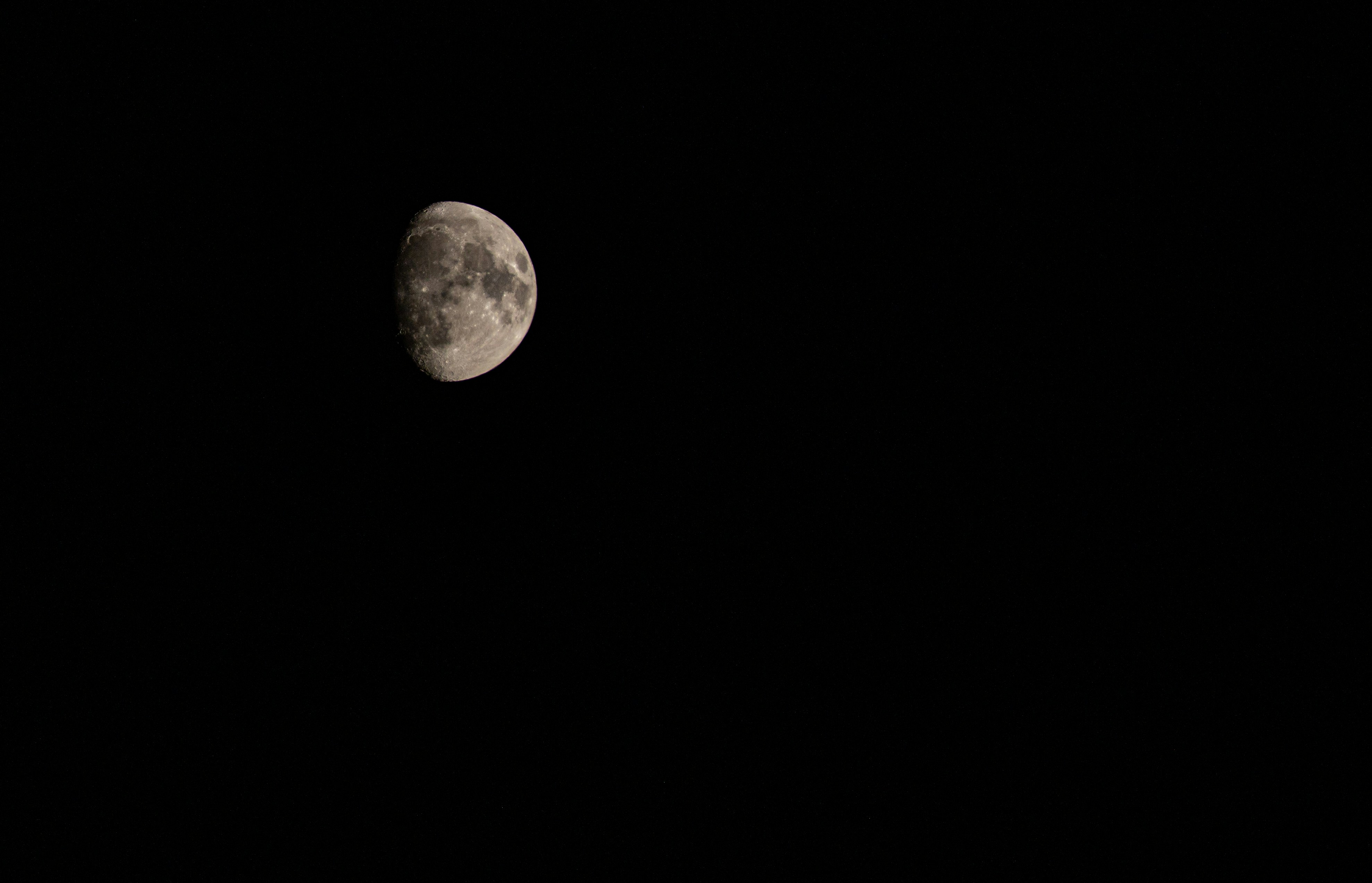 A view of the moon from a distance photo – Free Space Image on Unsplash