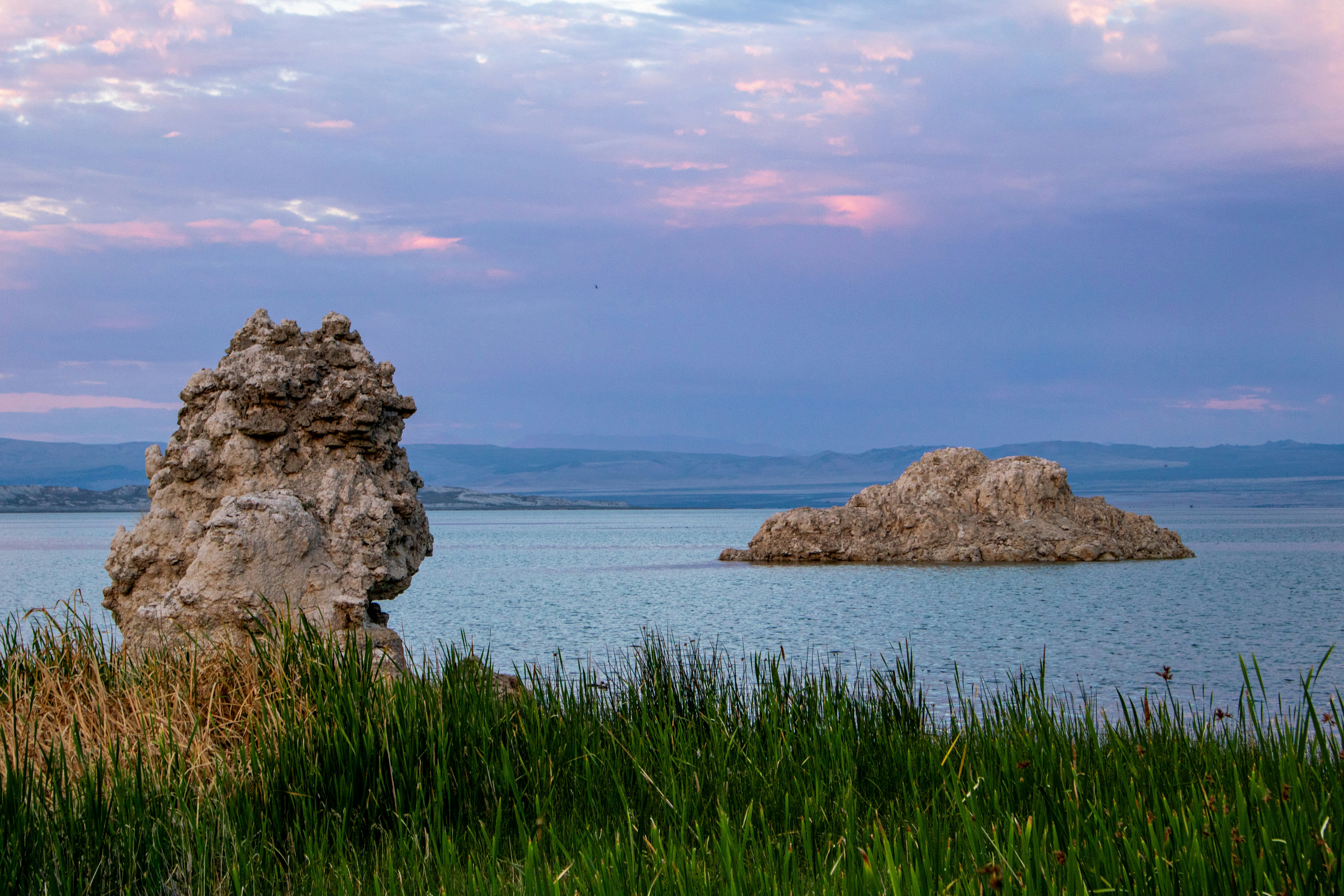 Un gros rocher posé au sommet d’un champ verdoyant photo – Image ...