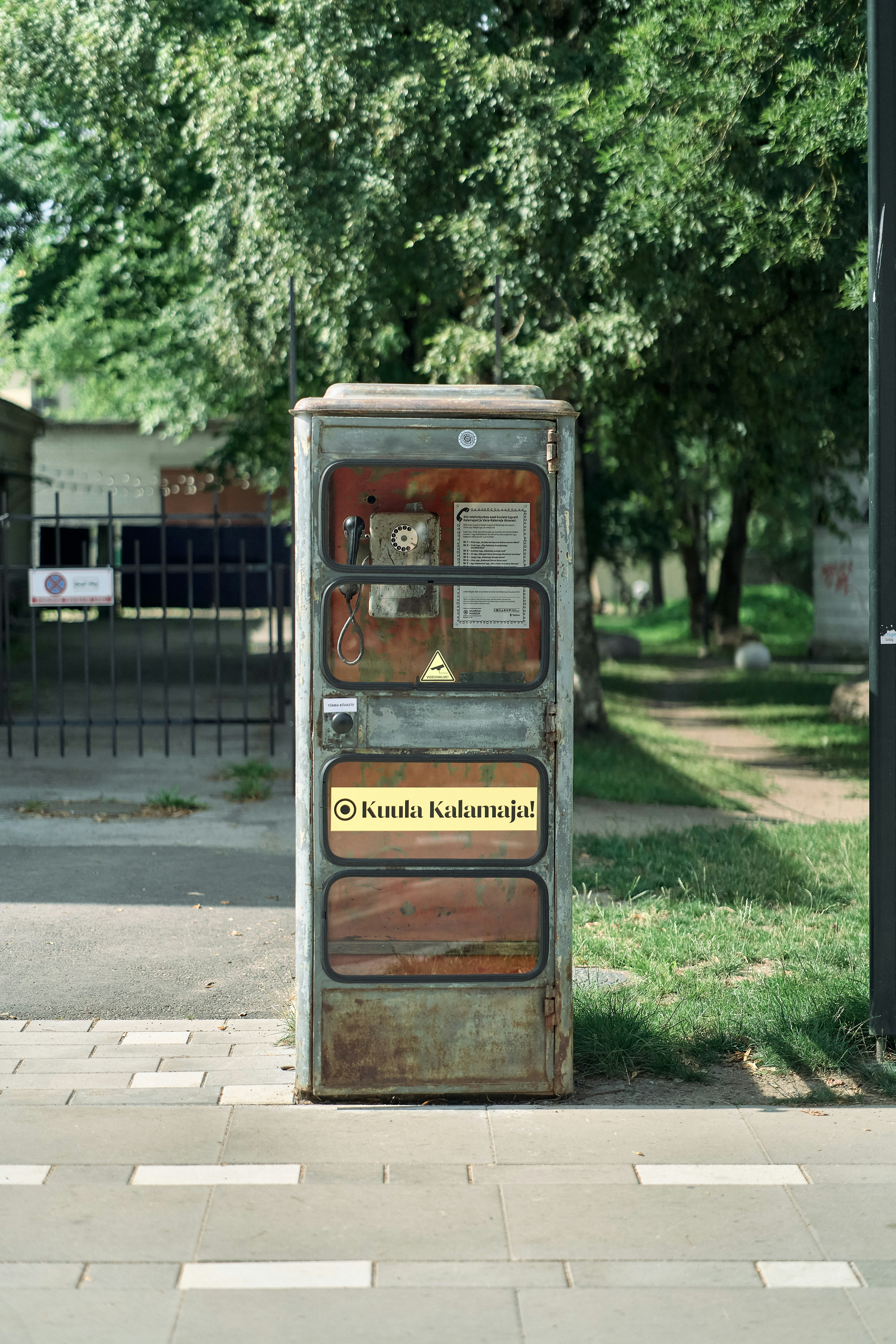 A bus stop sitting on the side of a road photo – Free Outdoor Image on Unsplash
