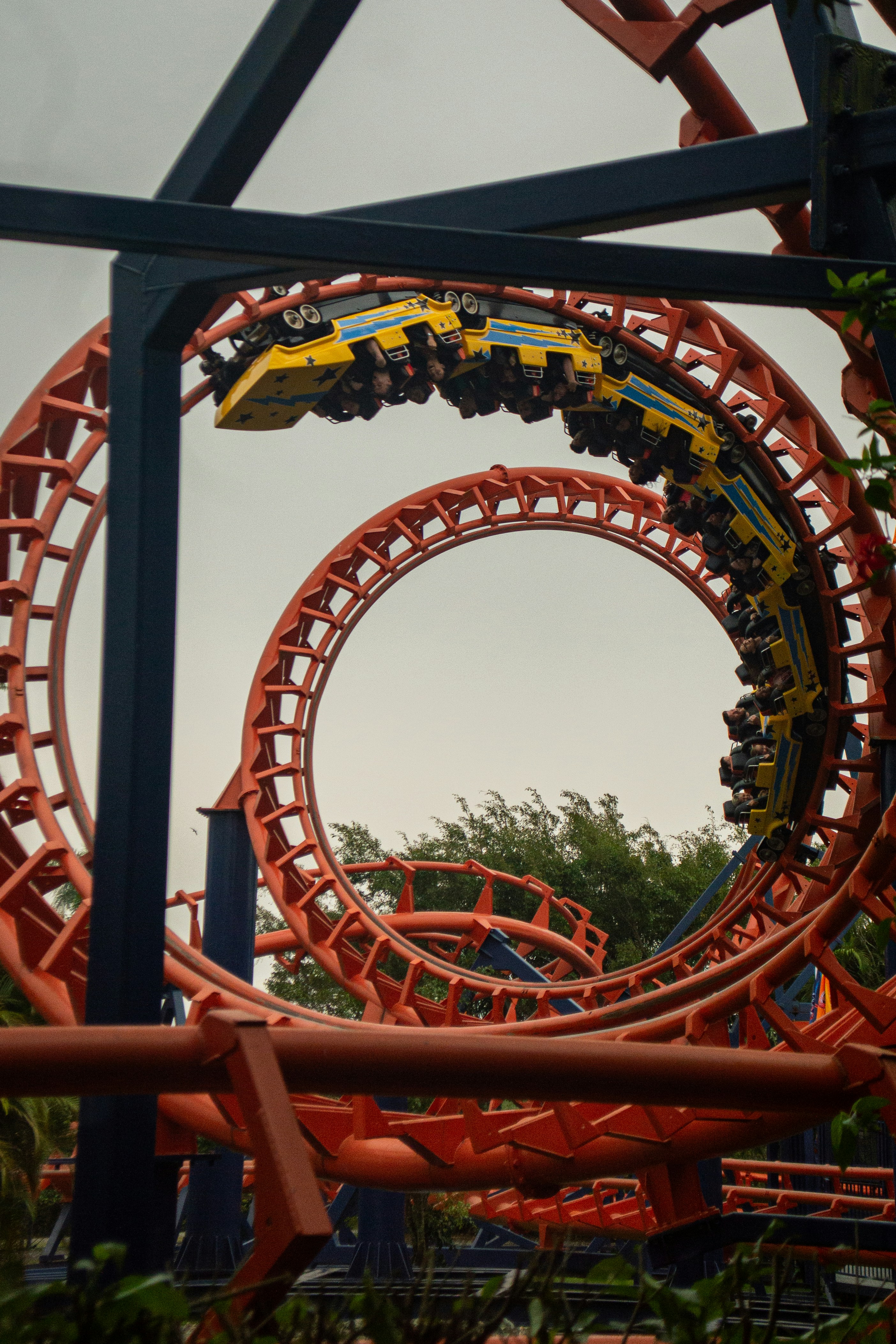 Momento radical na montanha russa | A roller coaster in an amusement park