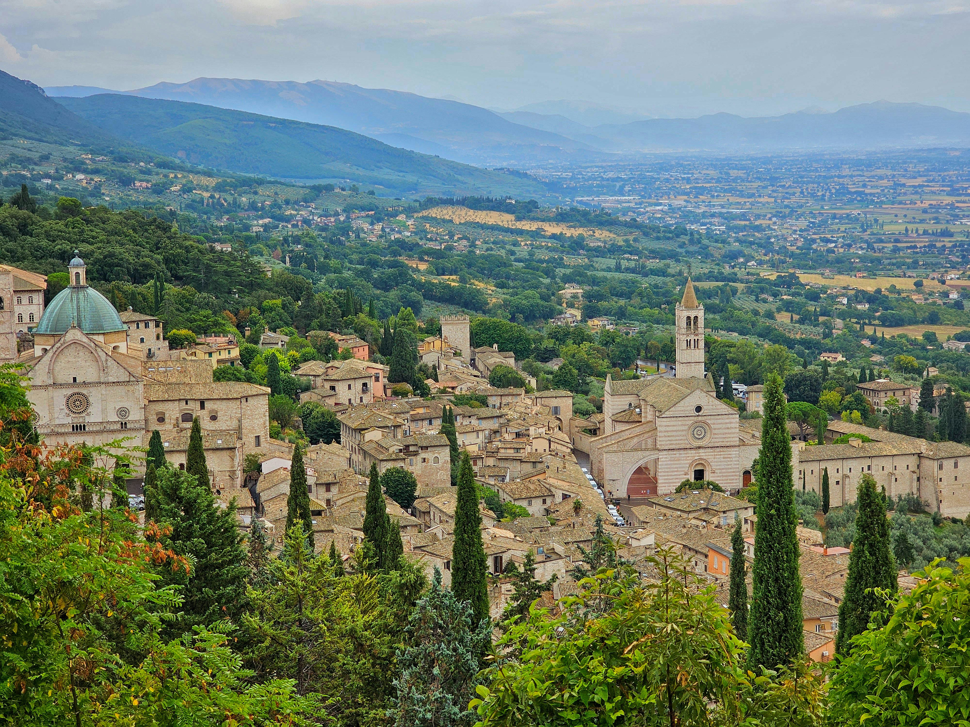 A view of a town from a hill photo – Free Assisi Image on Unsplash