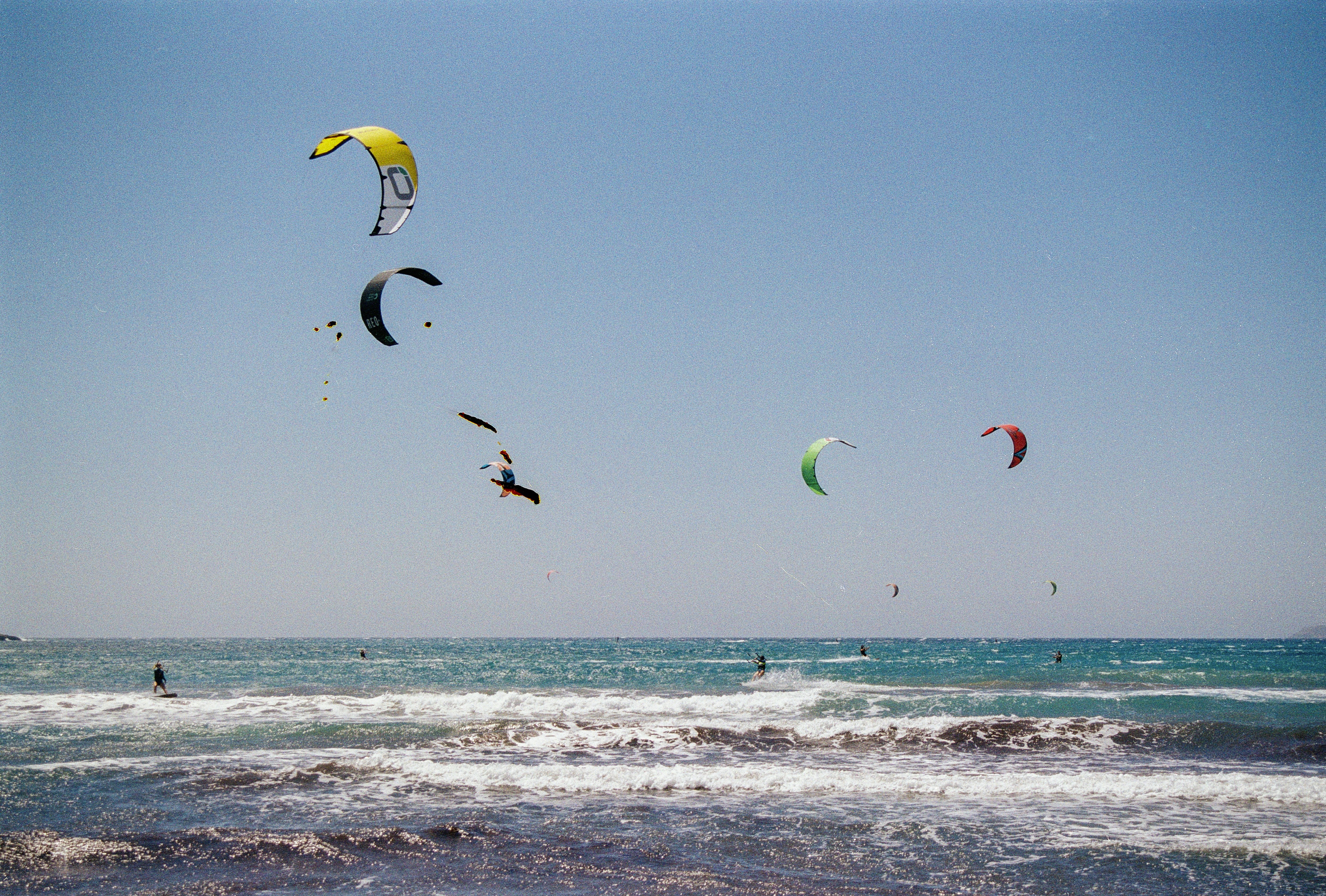 A group of people flying kites over the ocean photo – Free Prasonisi ...