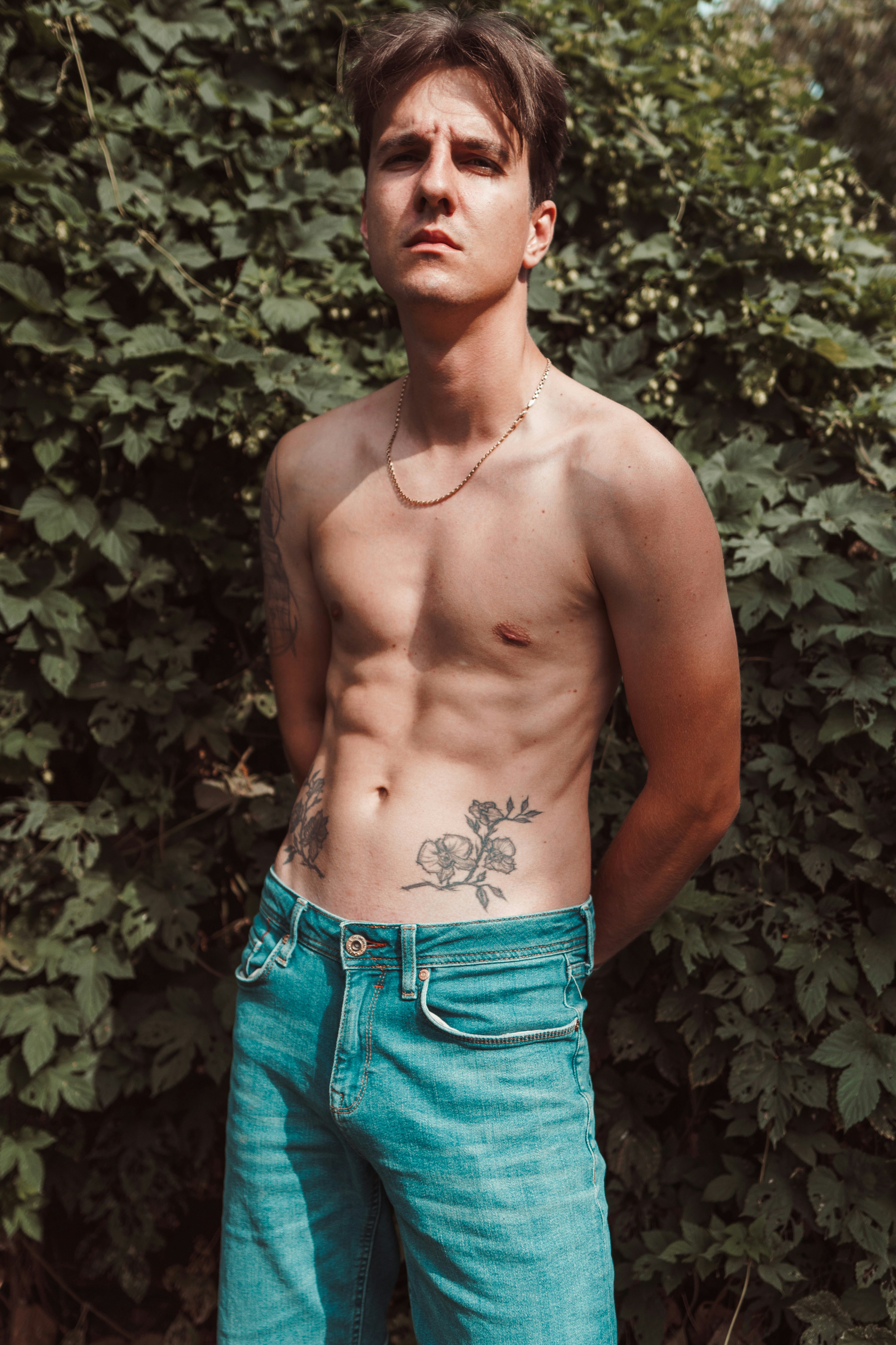Un homme torse nu debout devant un buisson photo – Image gratuite de Nu ...
