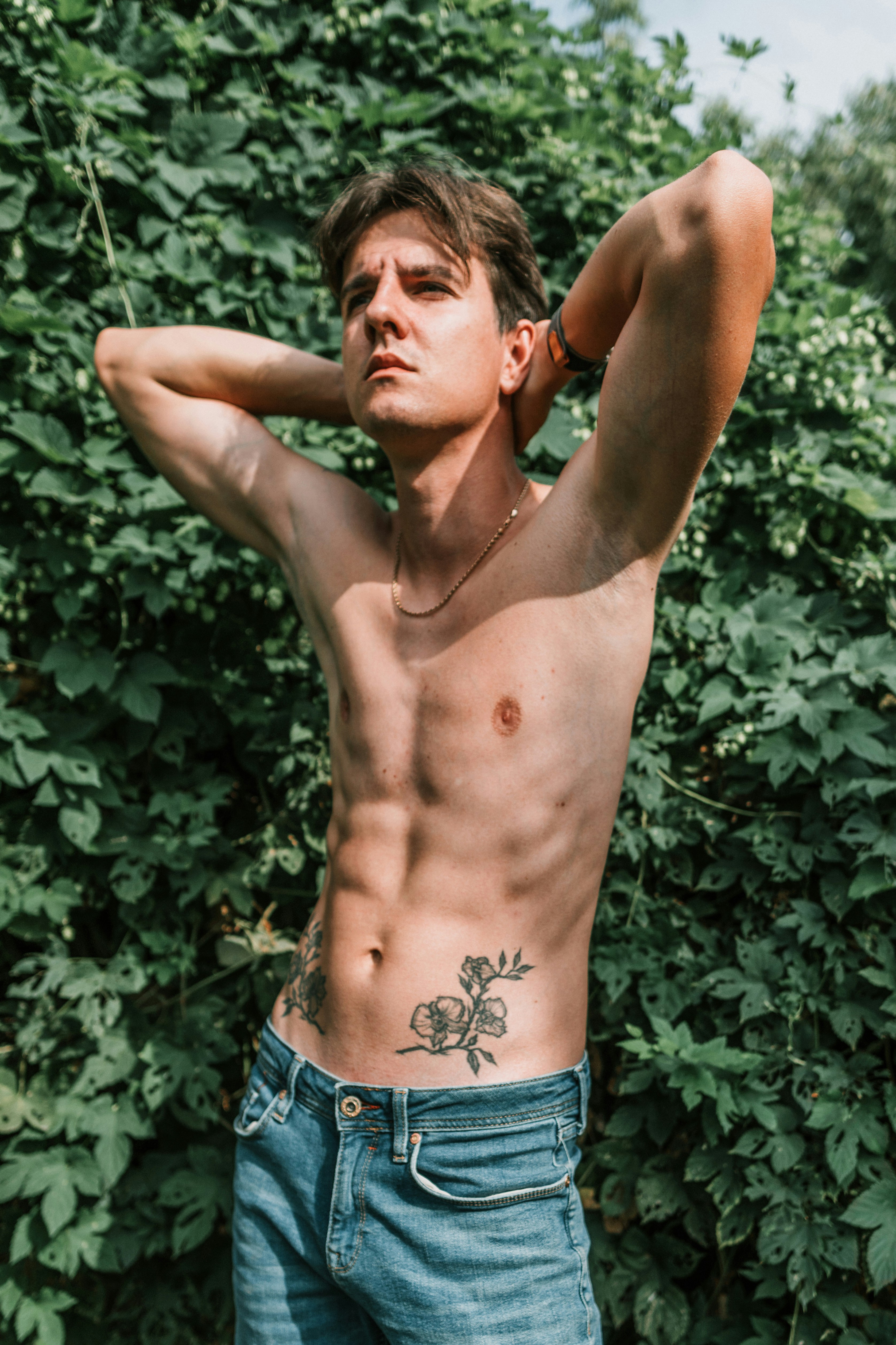 Un homme torse nu debout devant un buisson photo – Image gratuite de Nu ...