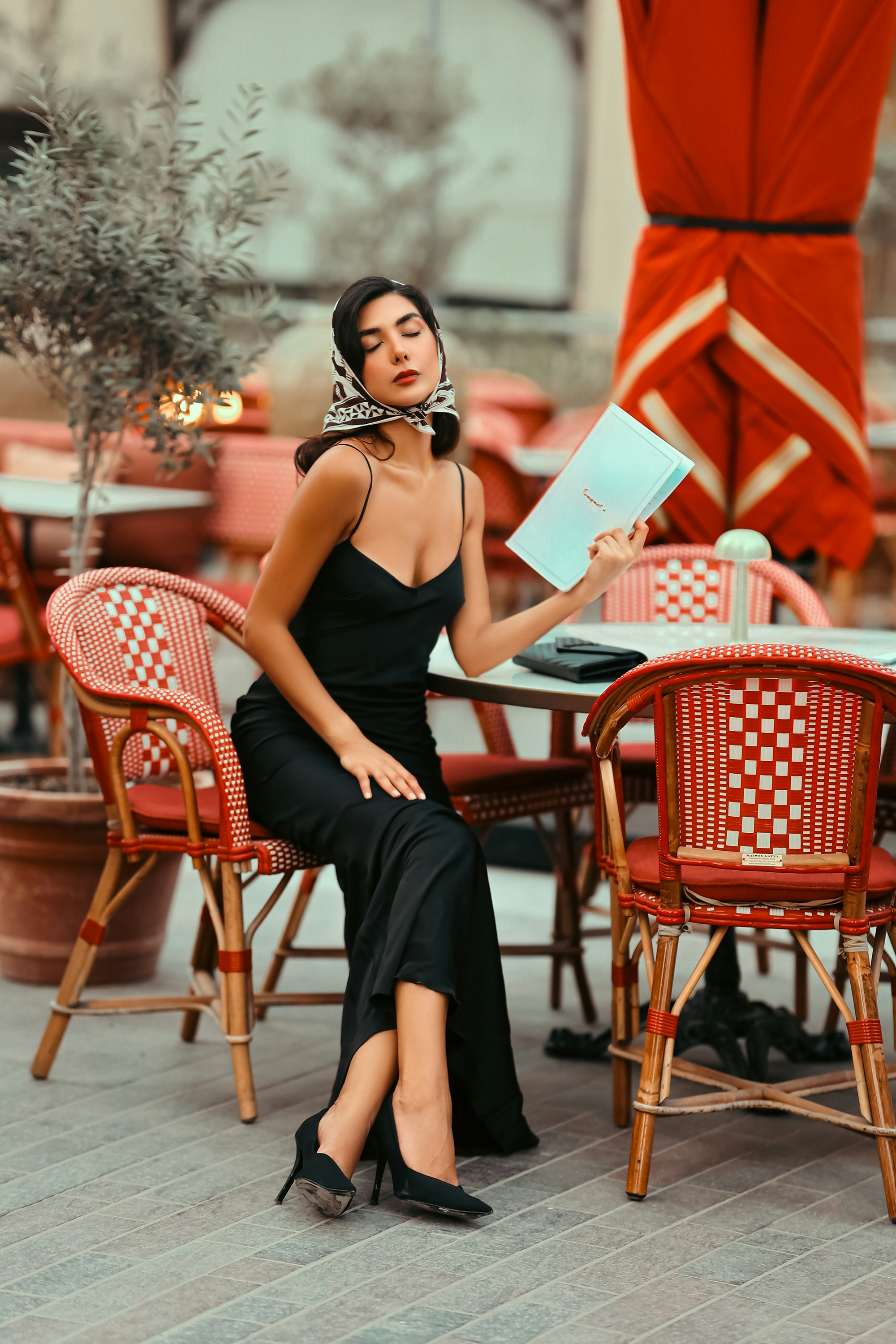 Elegant Evening: A Clutch of Quiet Confidence at the Café Table