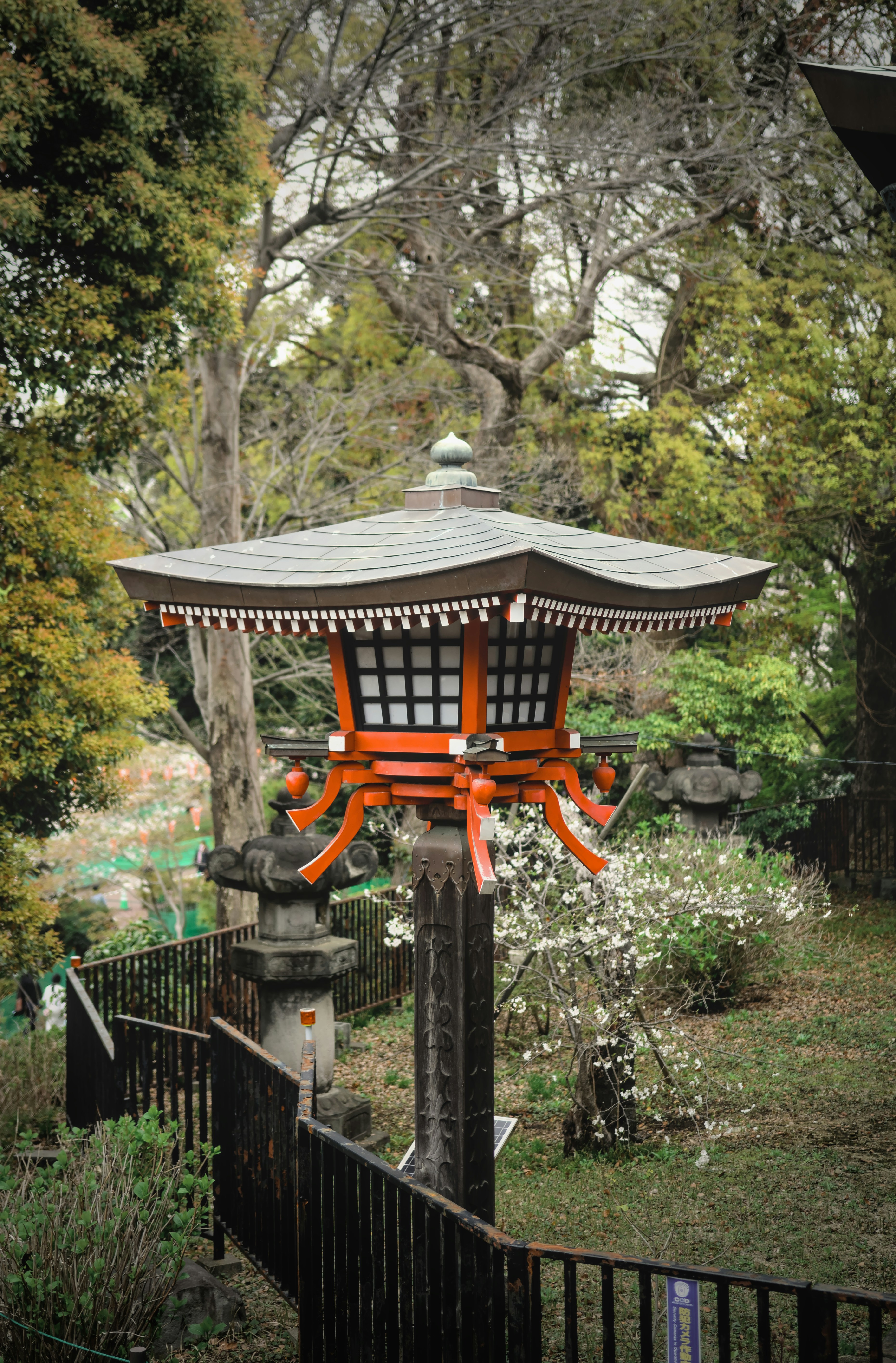 A small pagoda in the middle of a park photo – Free Japan Image on Unsplash
