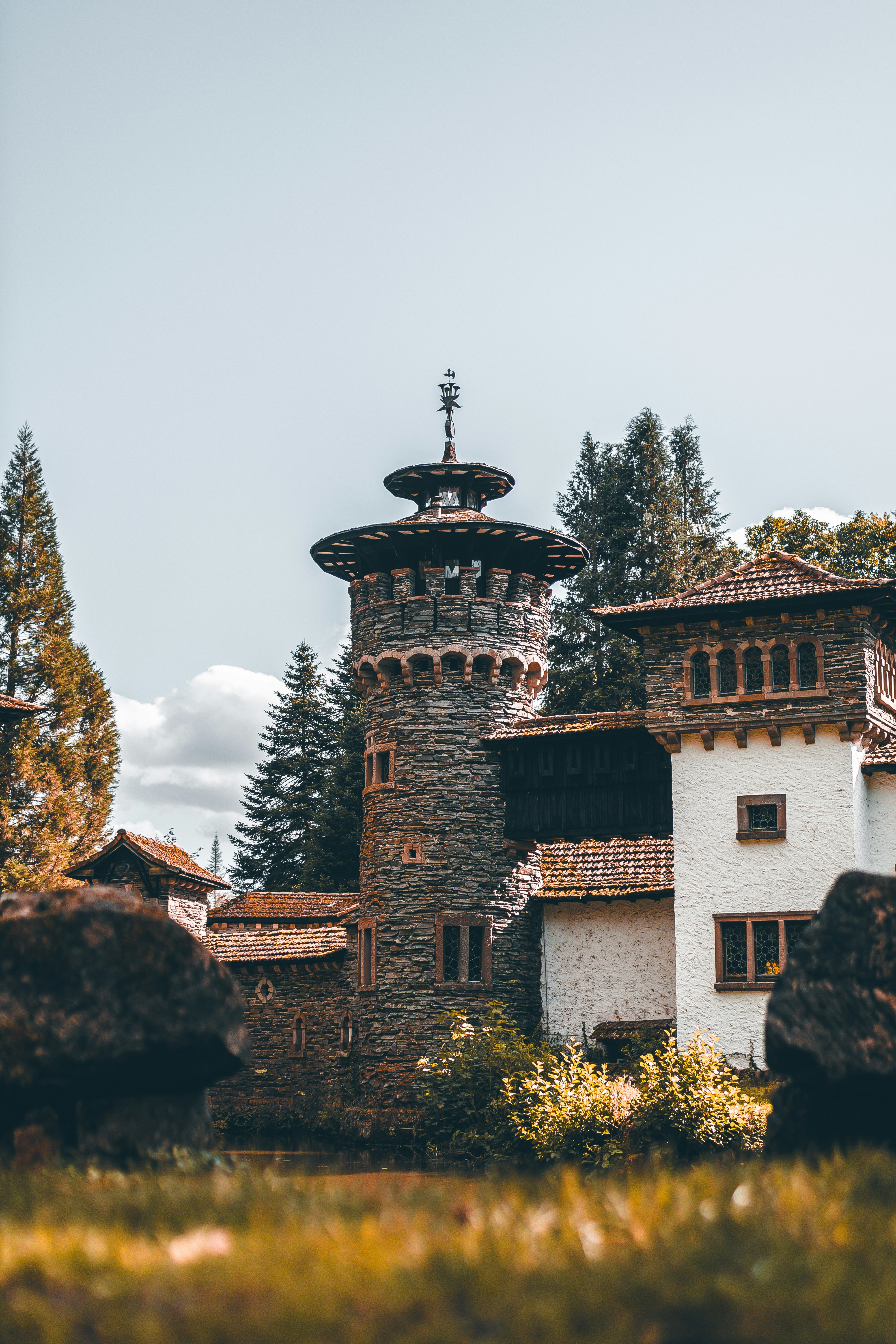 A castle like building surrounded by trees and bushes photo – Free ...