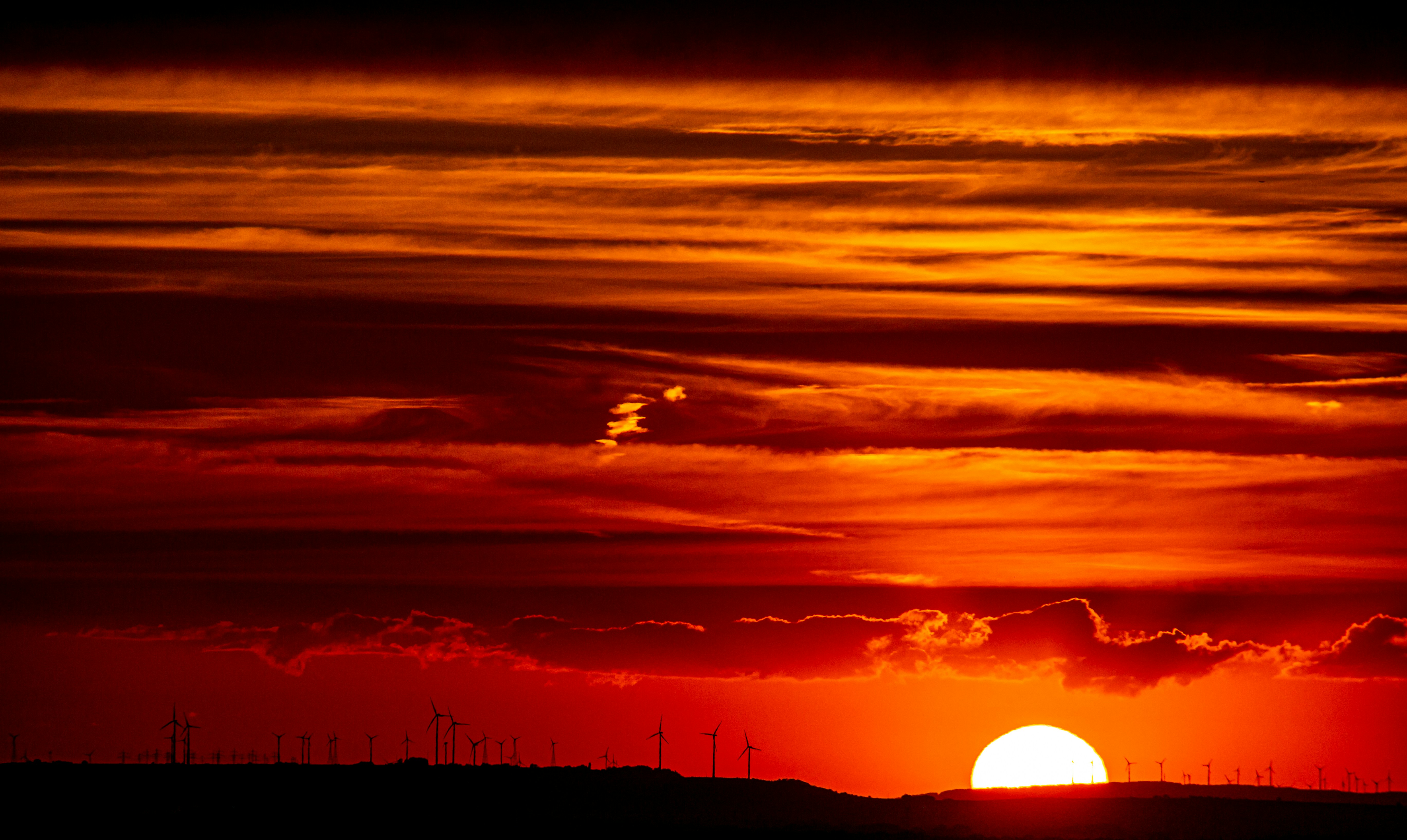 The sun is setting over the horizon of the horizon photo – Free 69469 ...