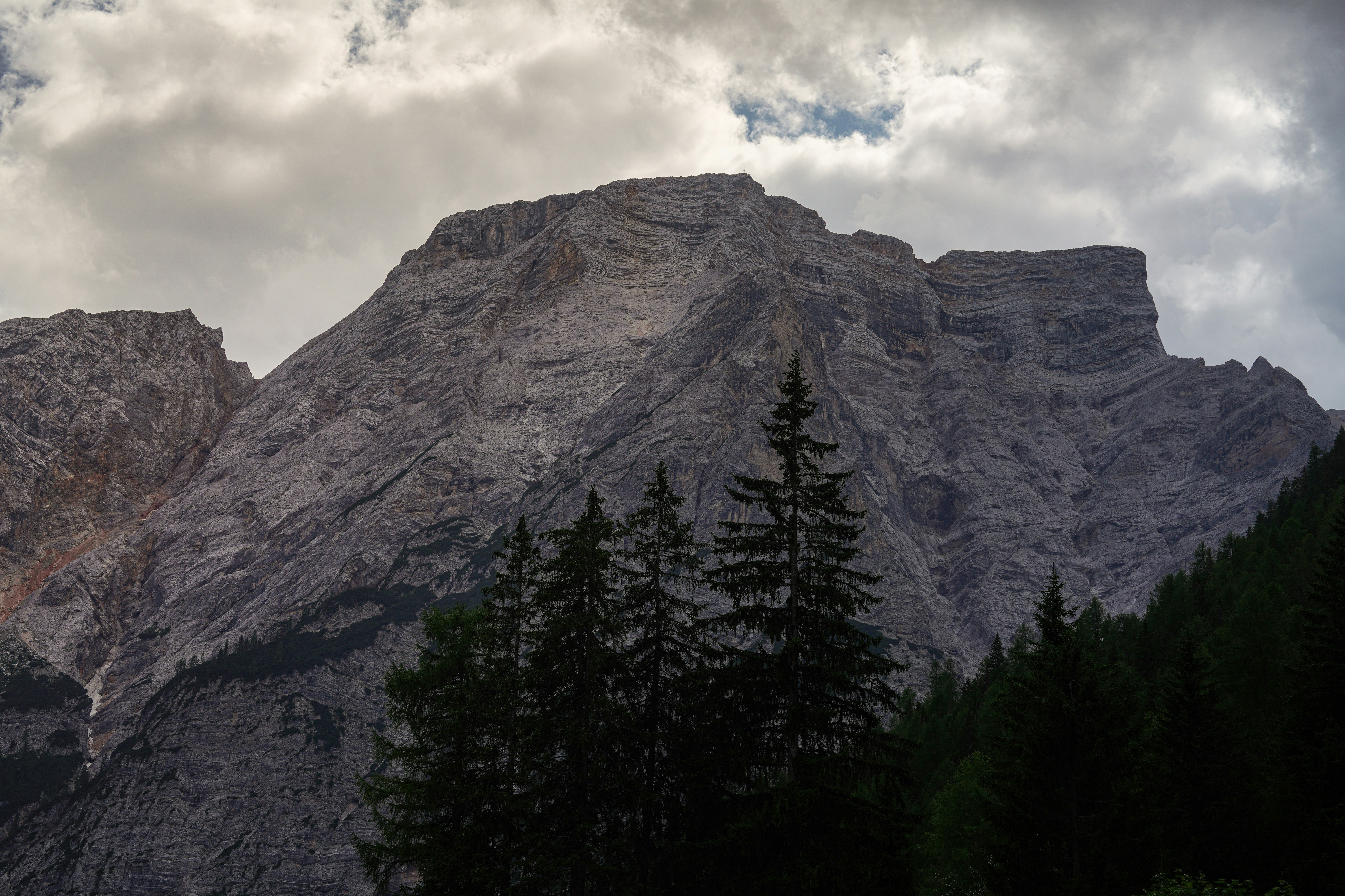 A view of a mountain with a cloudy sky photo – Free Italy Image on Unsplash