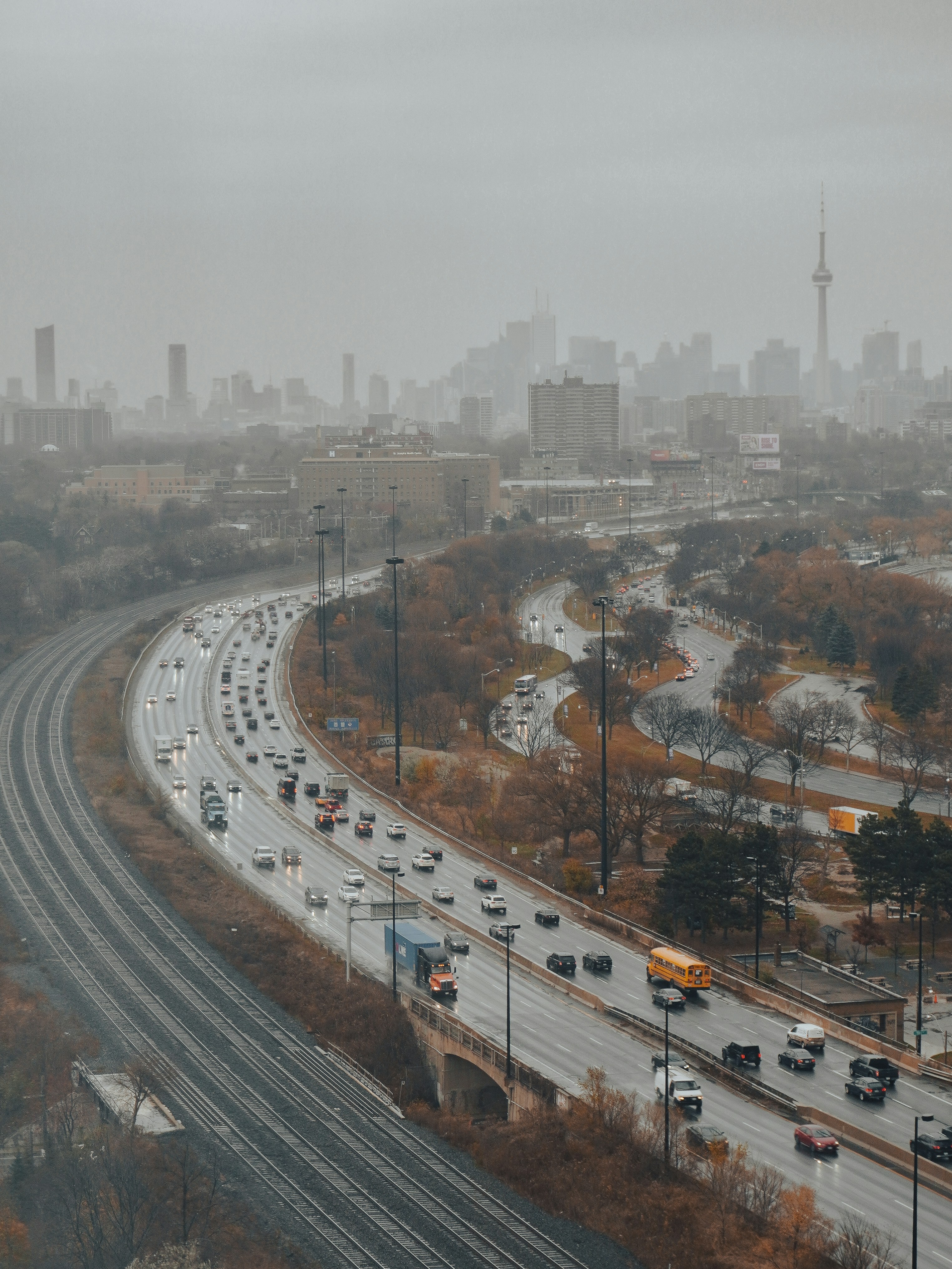 A highway with a lot of traffic on it photo – Free High park-swansea ...