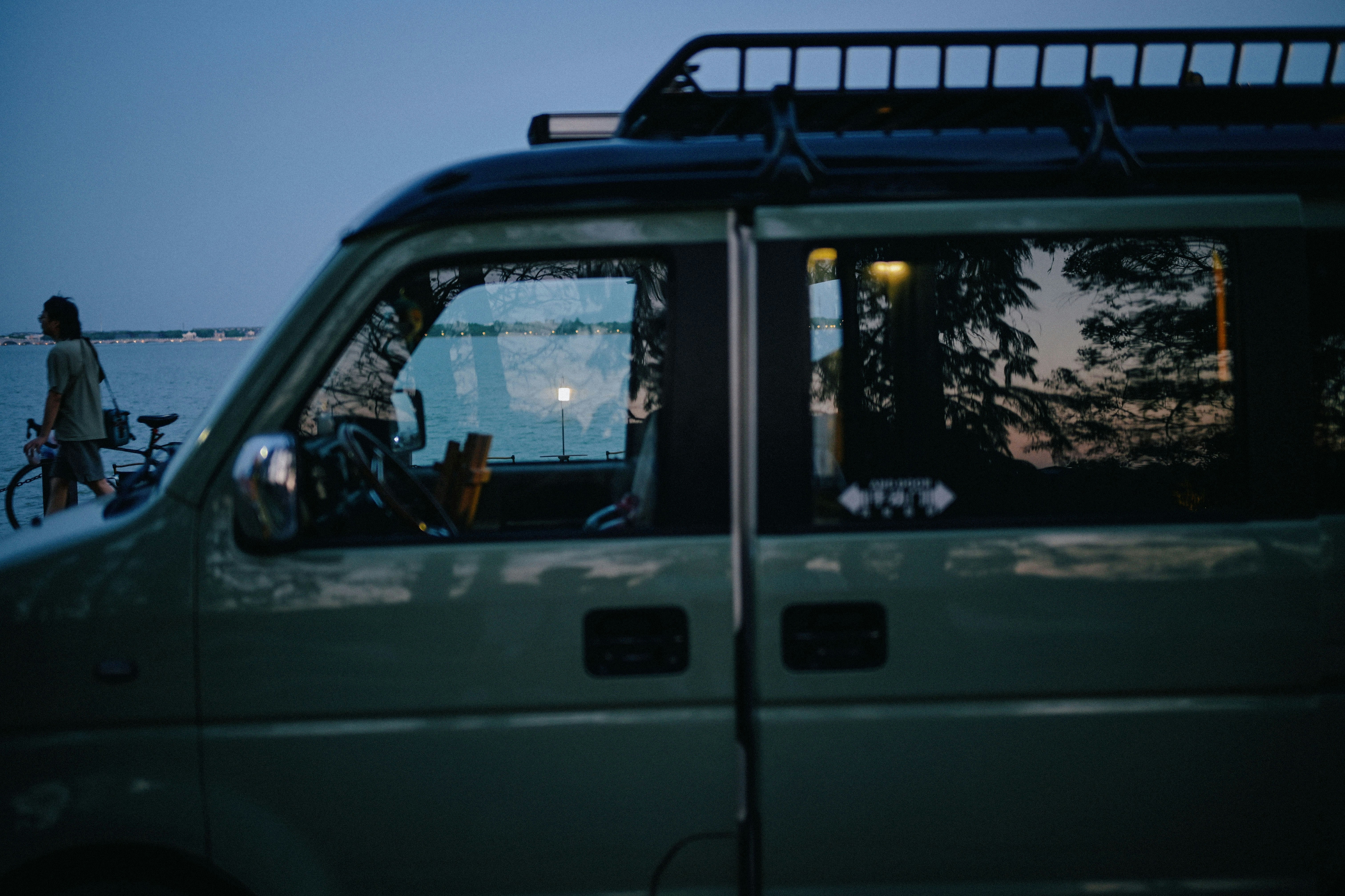 At the end of August, the setting sun of Lake Dianshan is reflected on the windows of the vehicles passed by; some orange color can still be left at night close to seven o'clock. The lake breeze carries the scent of heat, as the lake absorbs the sun's heat during the day and releases it at night.