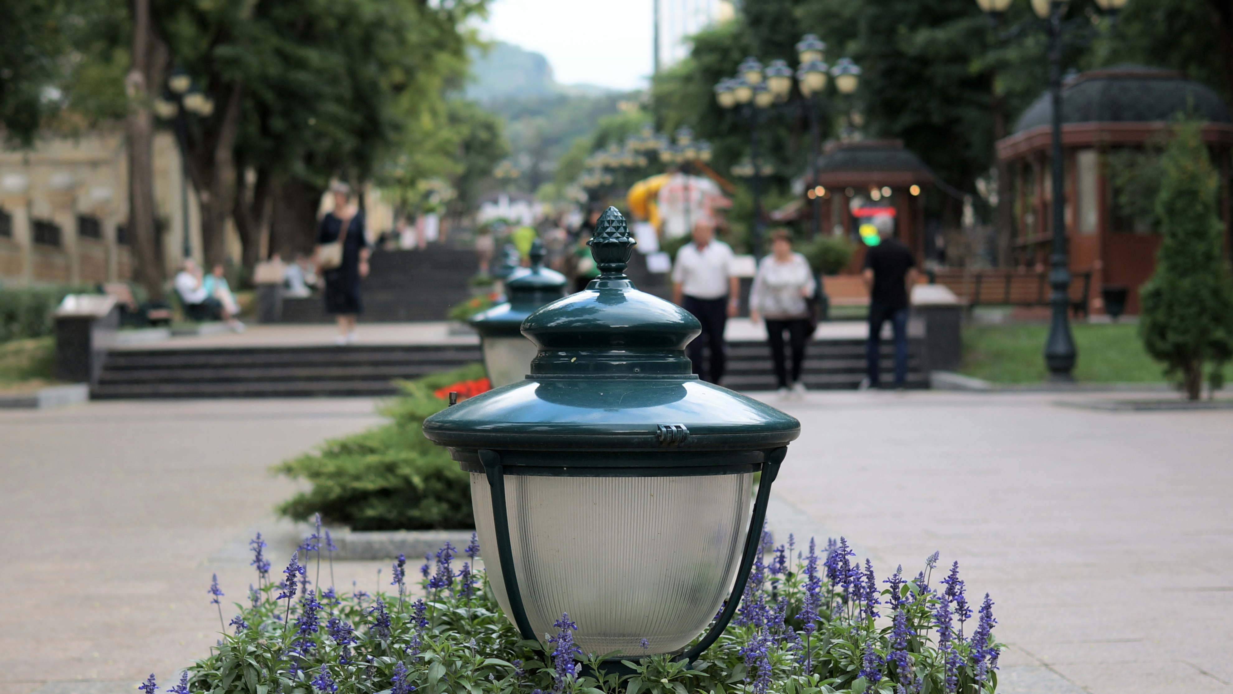 A lamp post sitting in the middle of a park photo – Free Kislovodsk ...