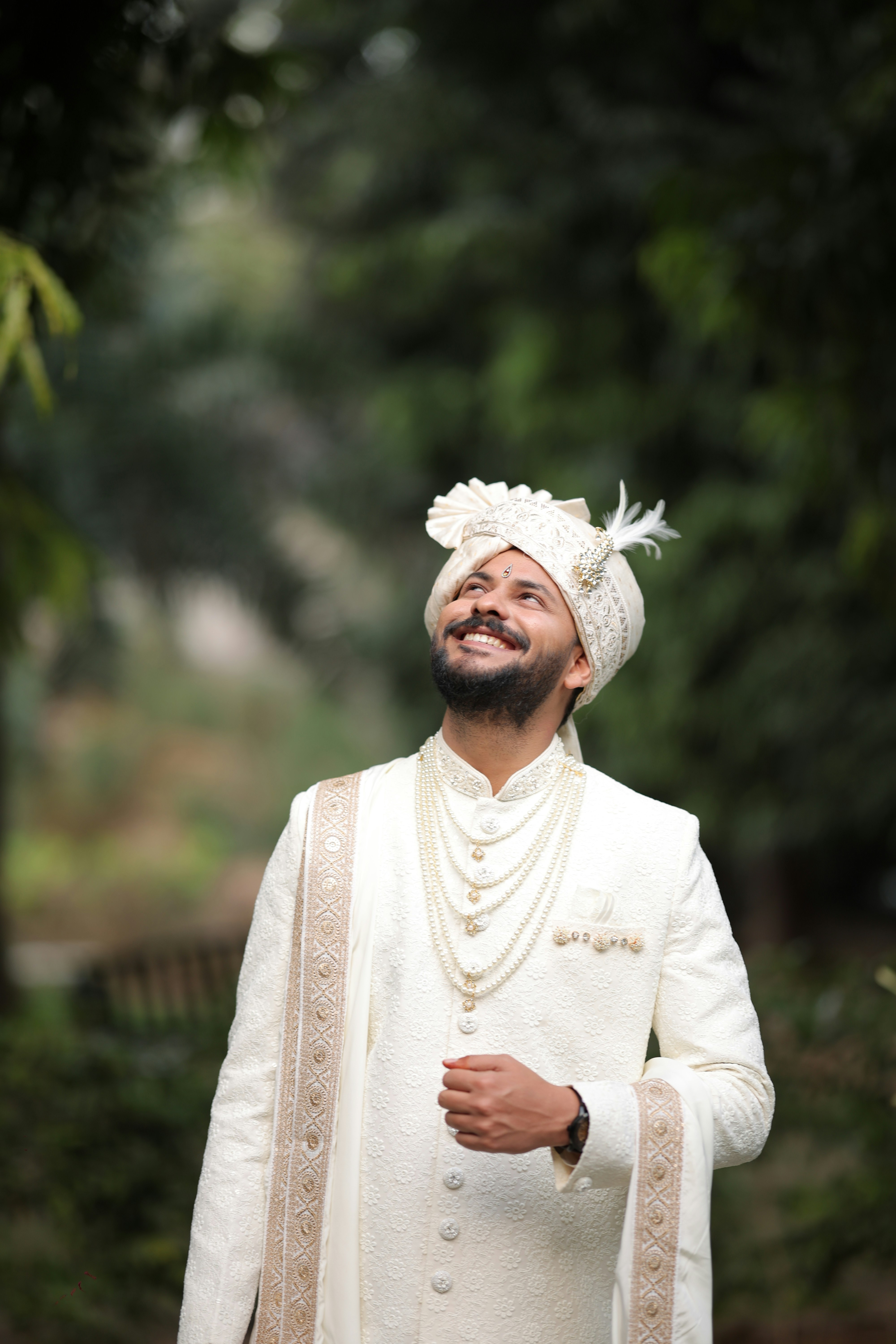 A man in a white suit and turban photo – Free Groom Image on Unsplash