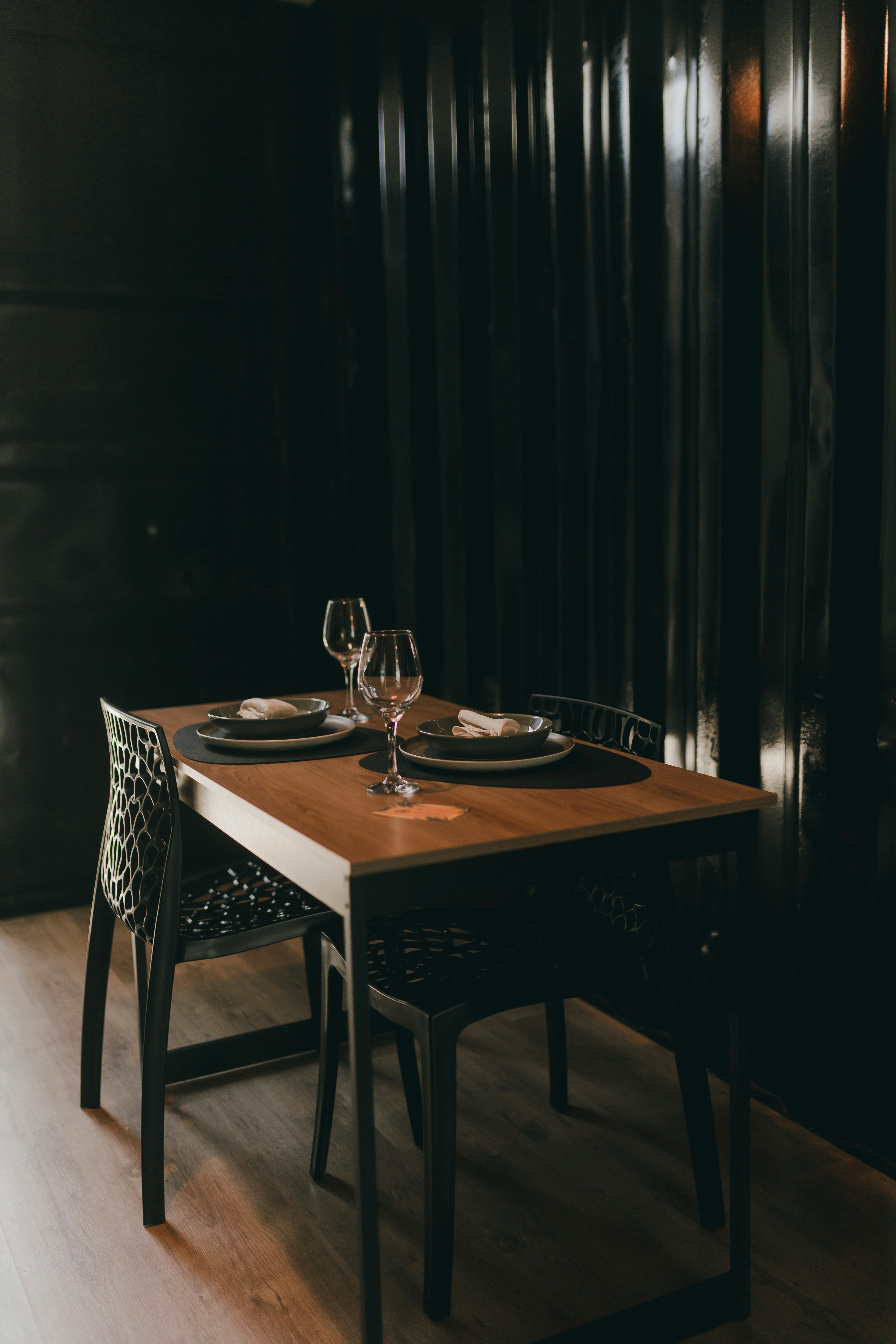 A dining table with two place settings on it photo – Free Interior ...