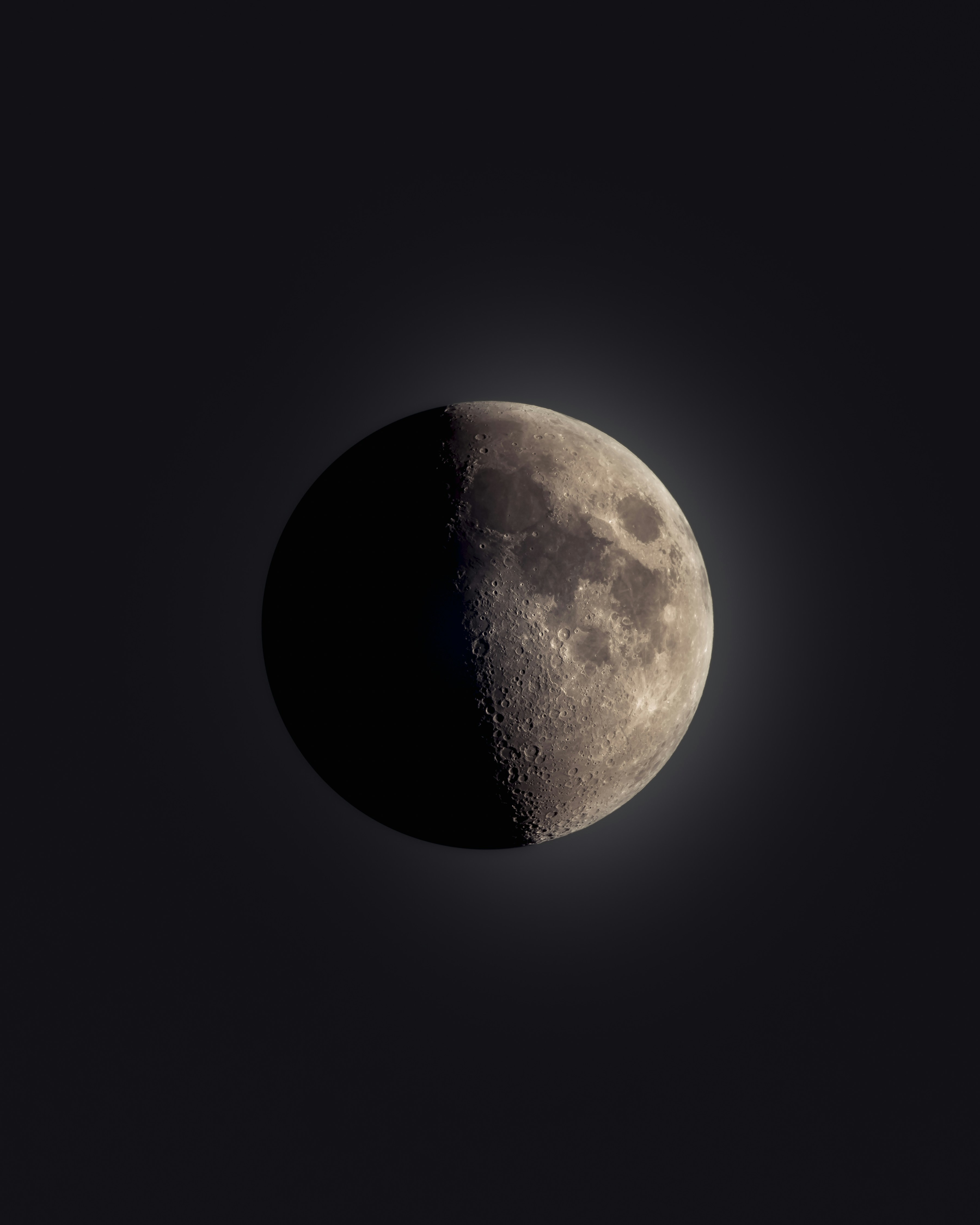 Uma meia-lua é vista no céu escuro foto – Imagem grátis sobre Lua na ...