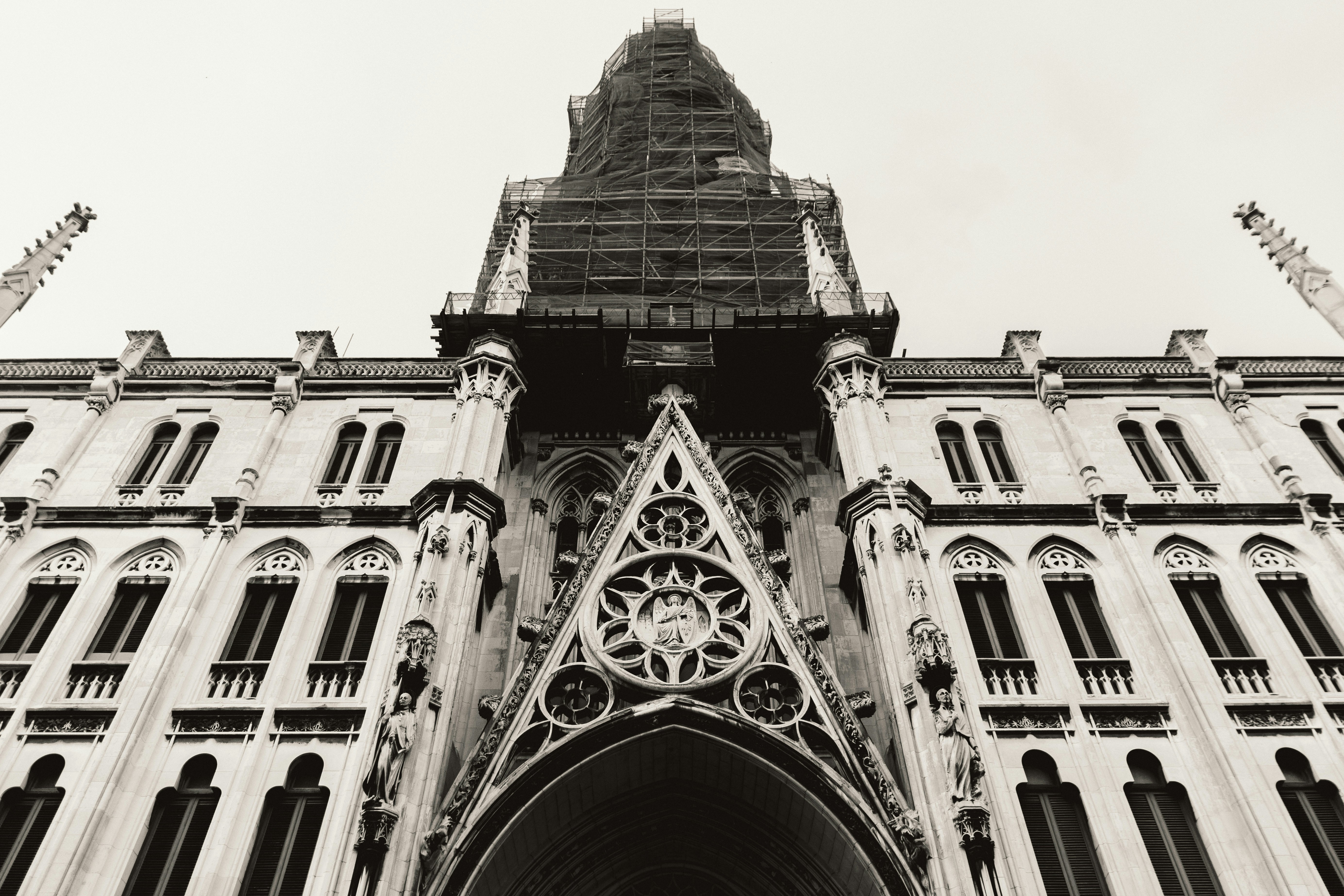 Fachada del Templo dedicada al Sagrado Corazón de Jesús y San Ignacio en Centro Habana, La Habana, Cuba. En 2023 se empezó la restauración de su torre. Hasta la fecha de la fotografía no se ha terminado de restaurar. La administración de este templo la llevan los jesuitas de la Provincia del Caribe.