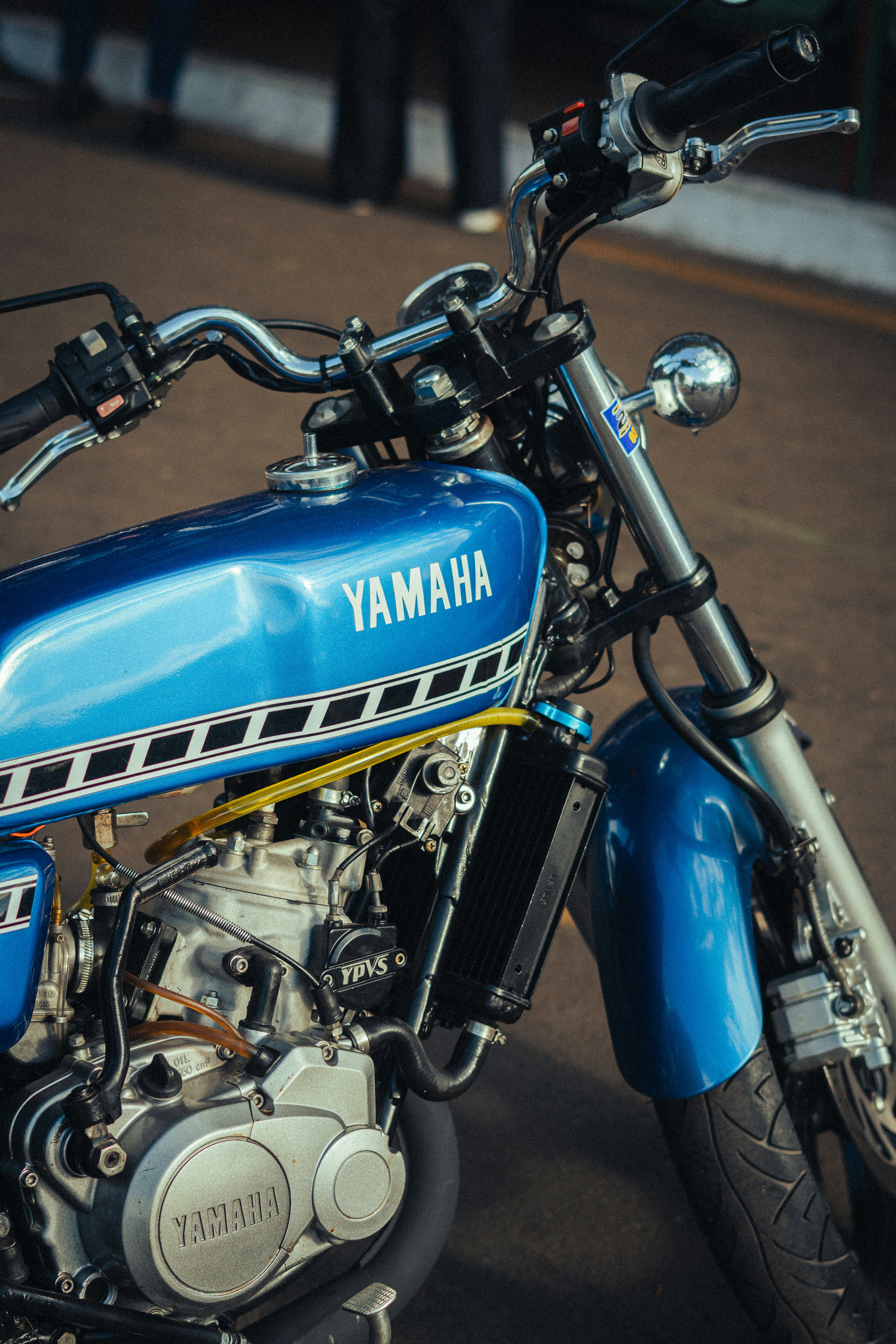 A blue yamaha motorcycle parked on the street photo – Free Brasil Image ...
