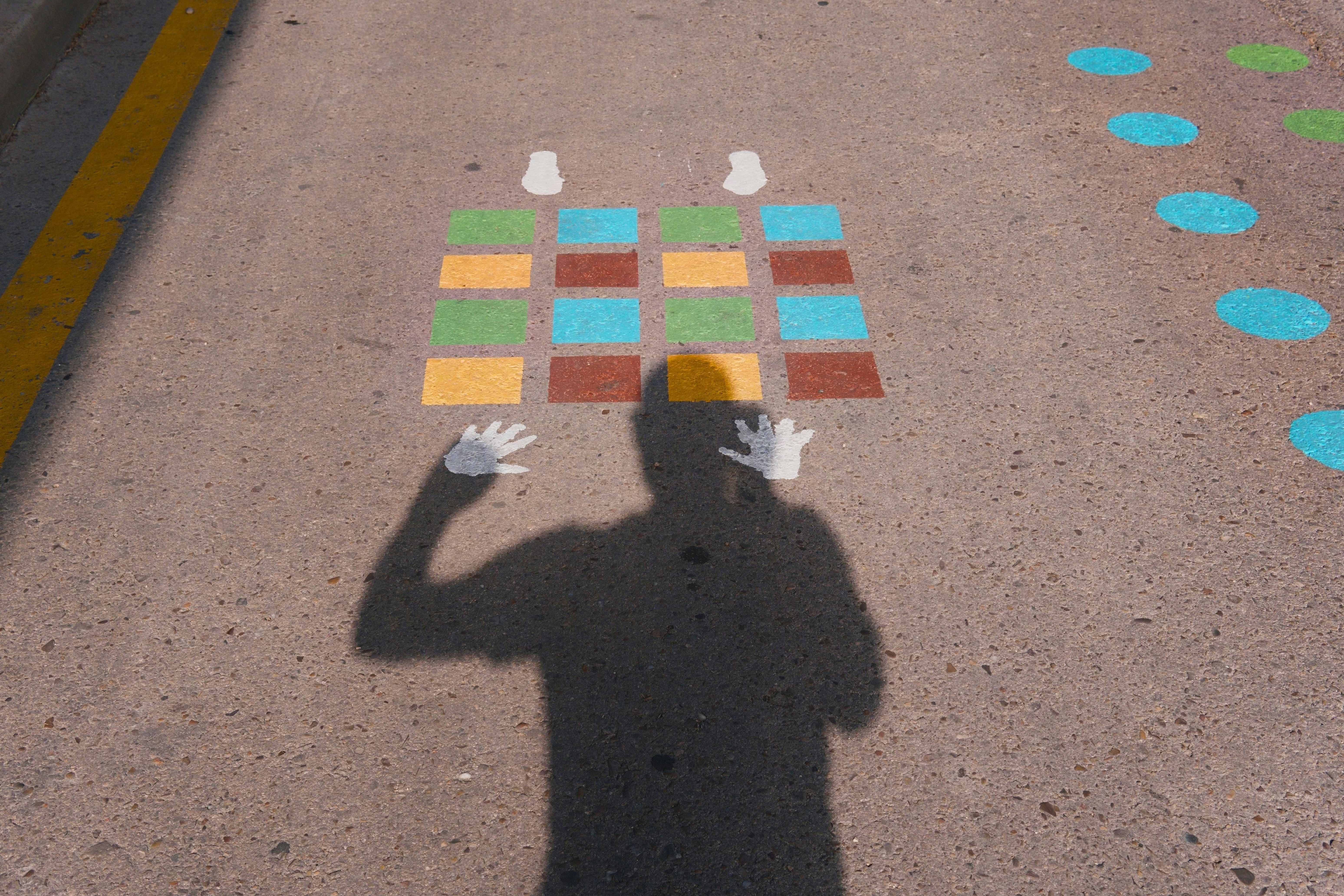 A shadow of a person holding a checker board photo – Free Manos blancas ...