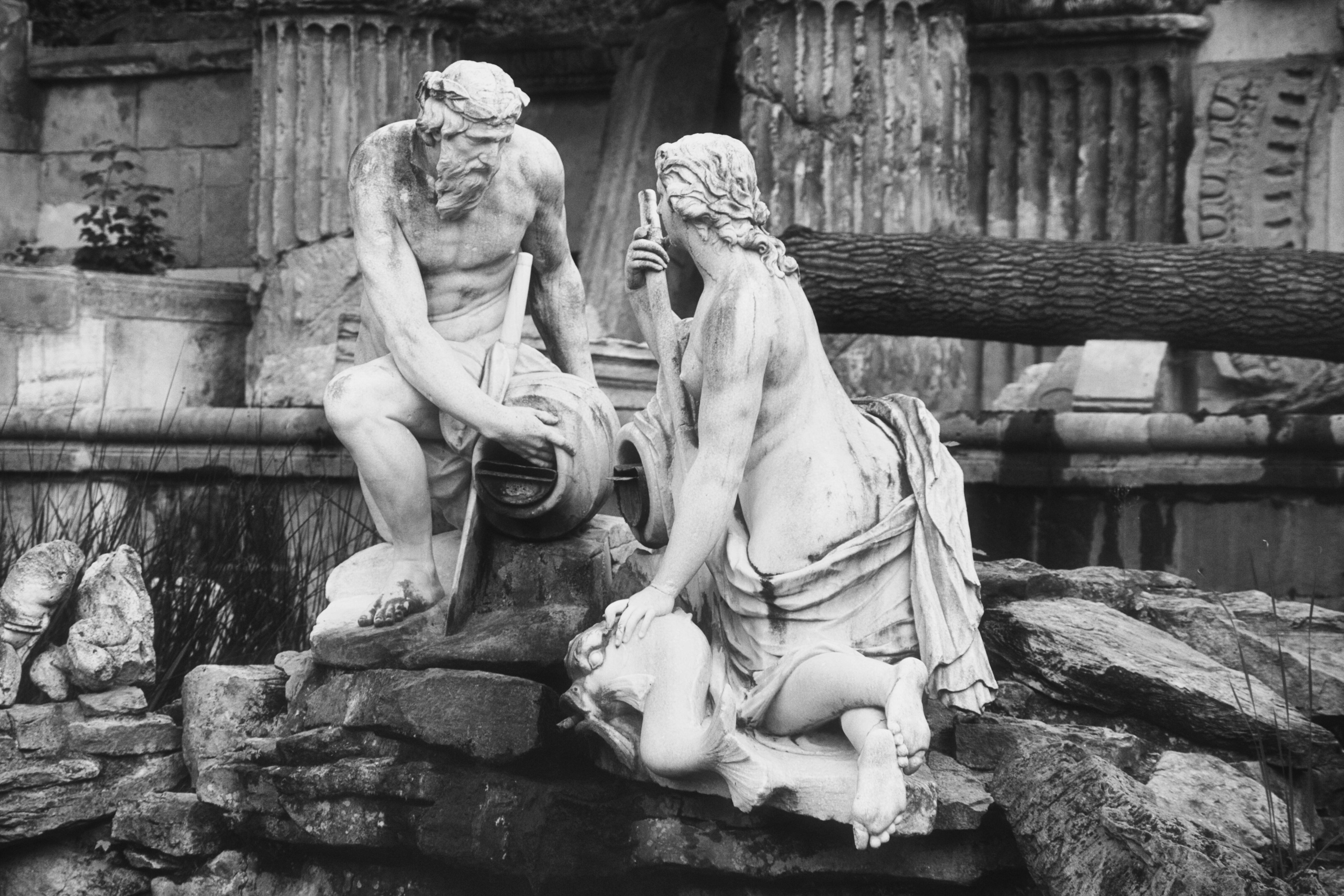 Stone Dialogues at the Edge of a Quiet Fountain