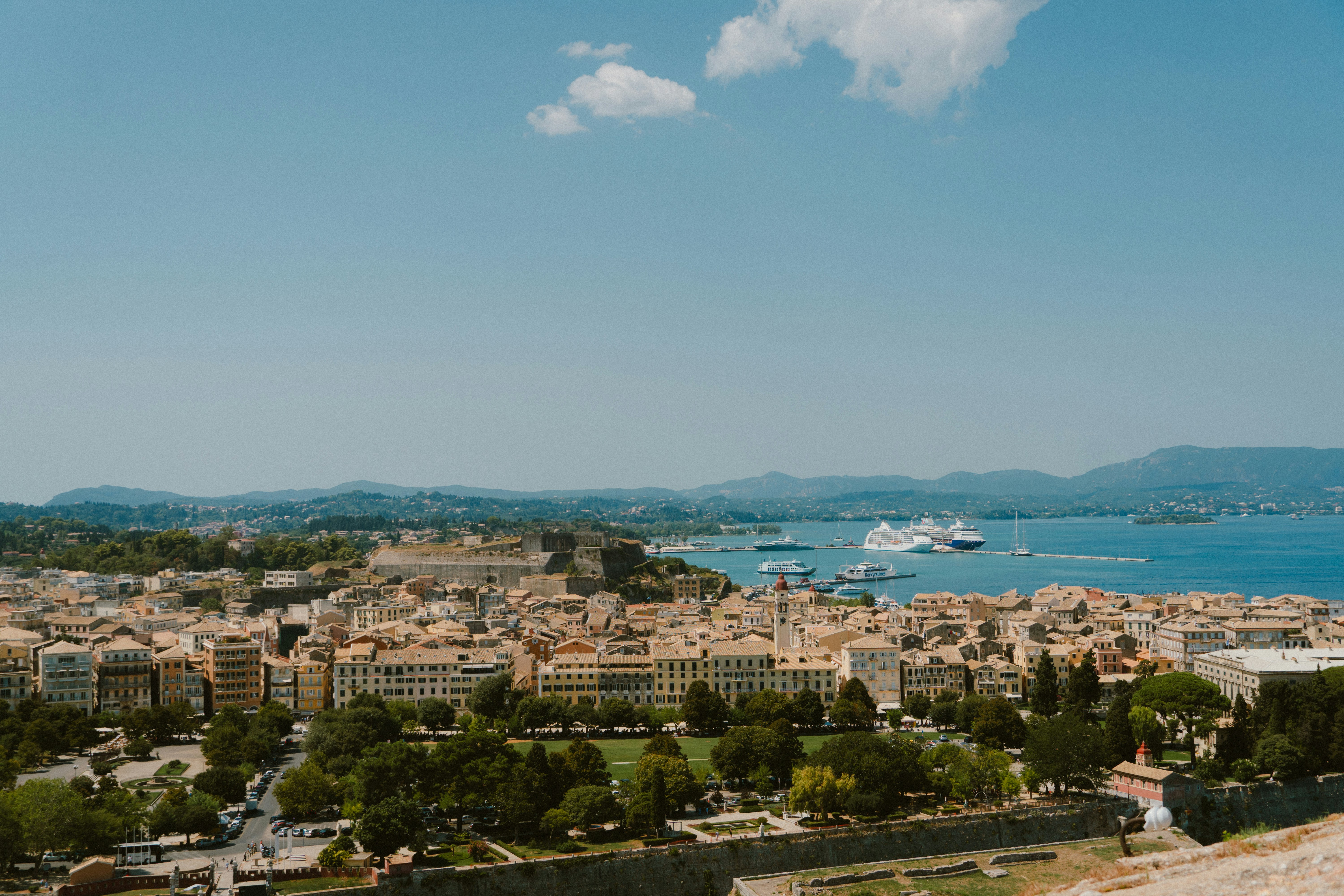 都市と水域の眺めの写真 – Unsplashの都市の無料画像