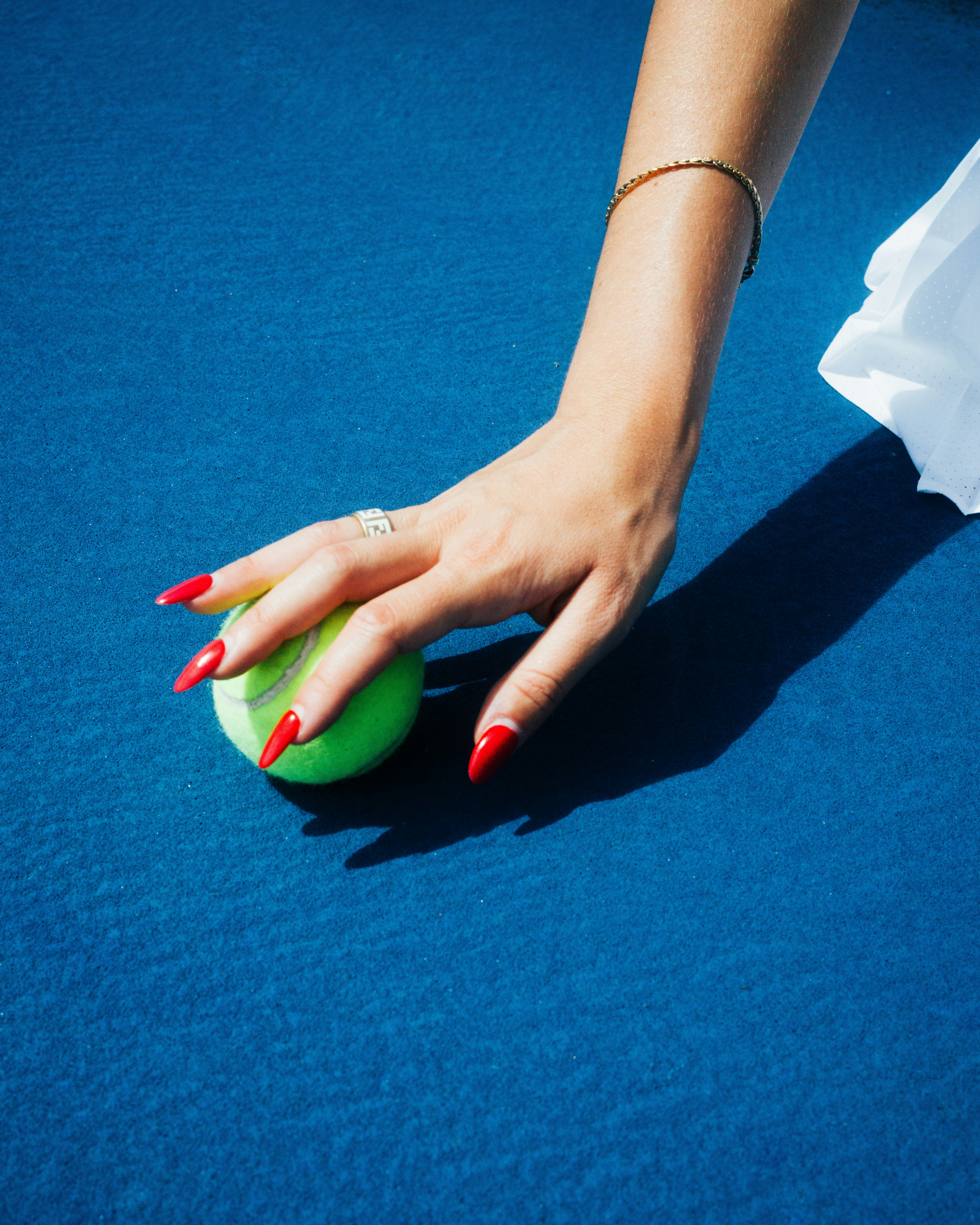 La mano de una mujer sosteniendo un frisbee verde sobre una alfombra ...